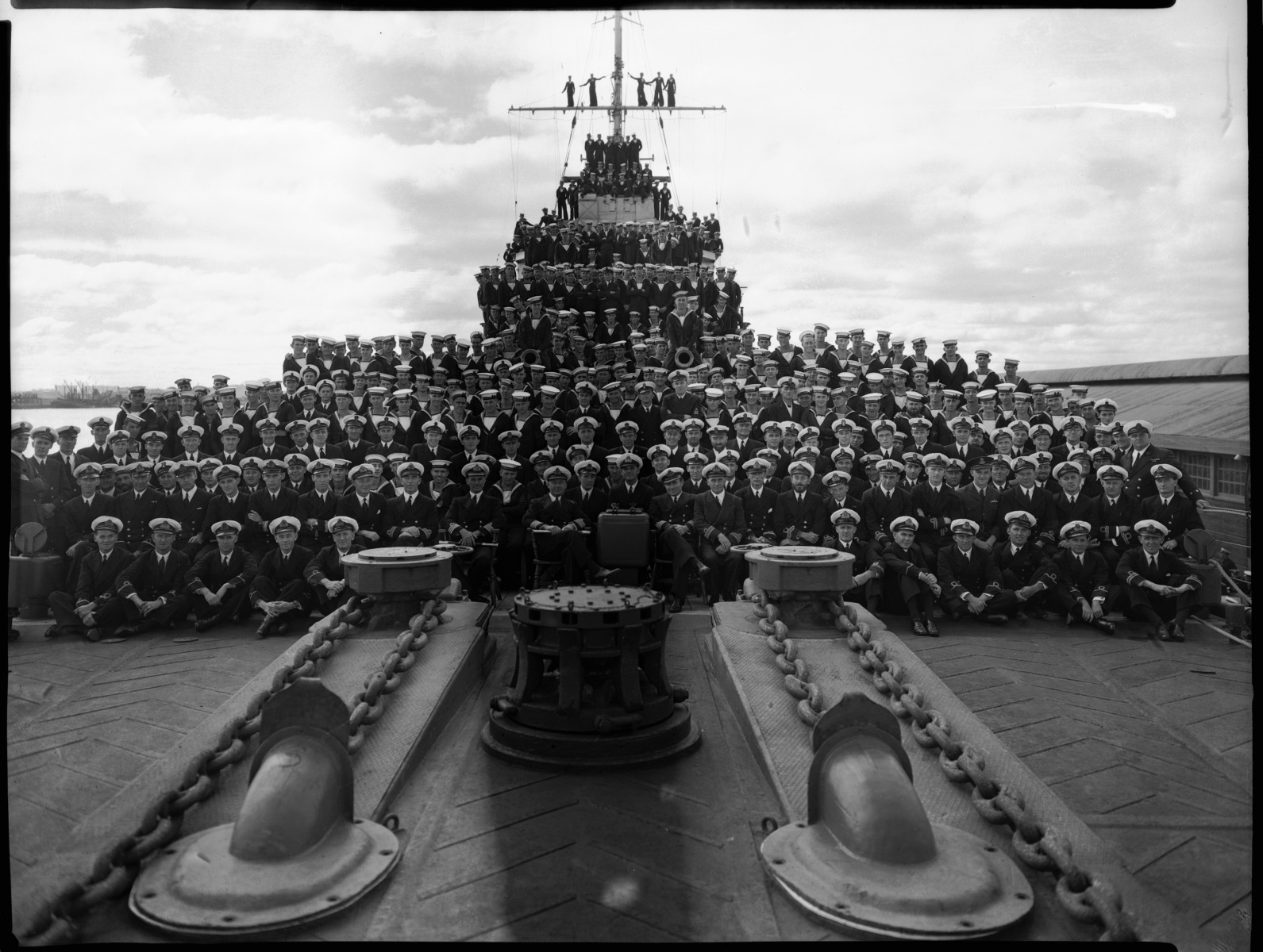 Crew of HMAS Perth, August 1941. - JPG 391.9 KB