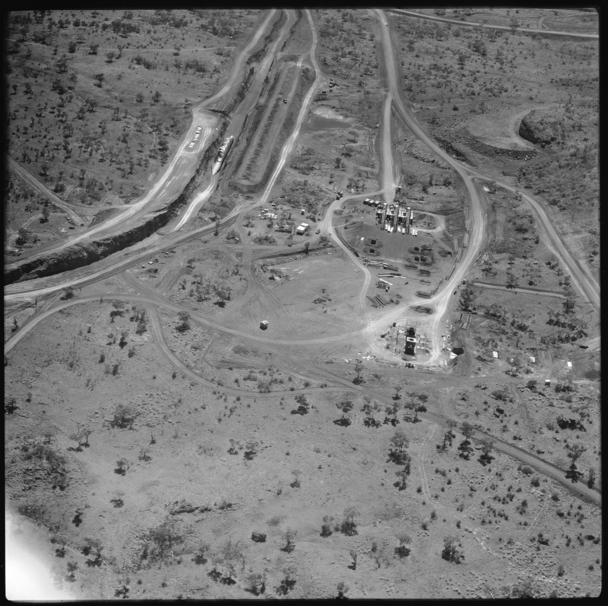Aerial photographs of Mt Tom Price 2 Nov. 1965 - JPG 460.8 KB