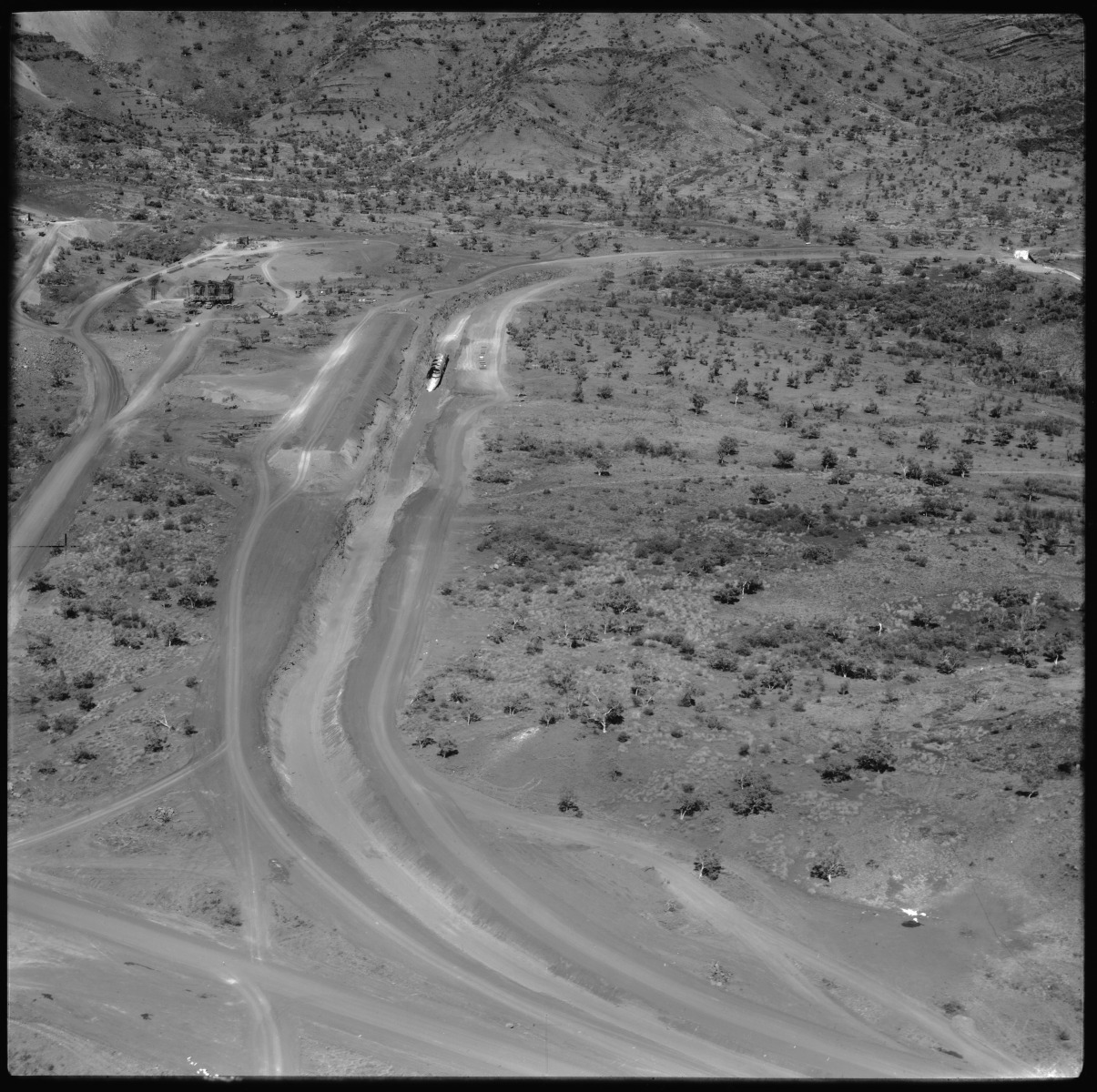 Aerial photographs of Mt Tom Price 2 Nov. 1965 - JPG 419.3 KB