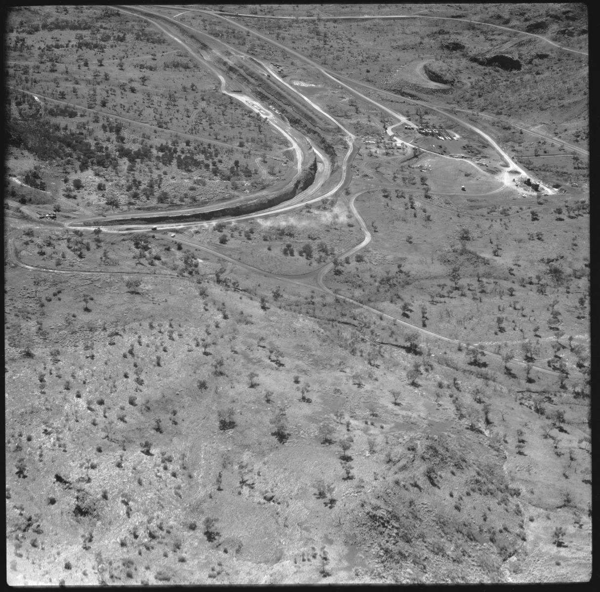 Aerial photographs of Mt Tom Price 2 Nov. 1965 - JPG 487.4 KB