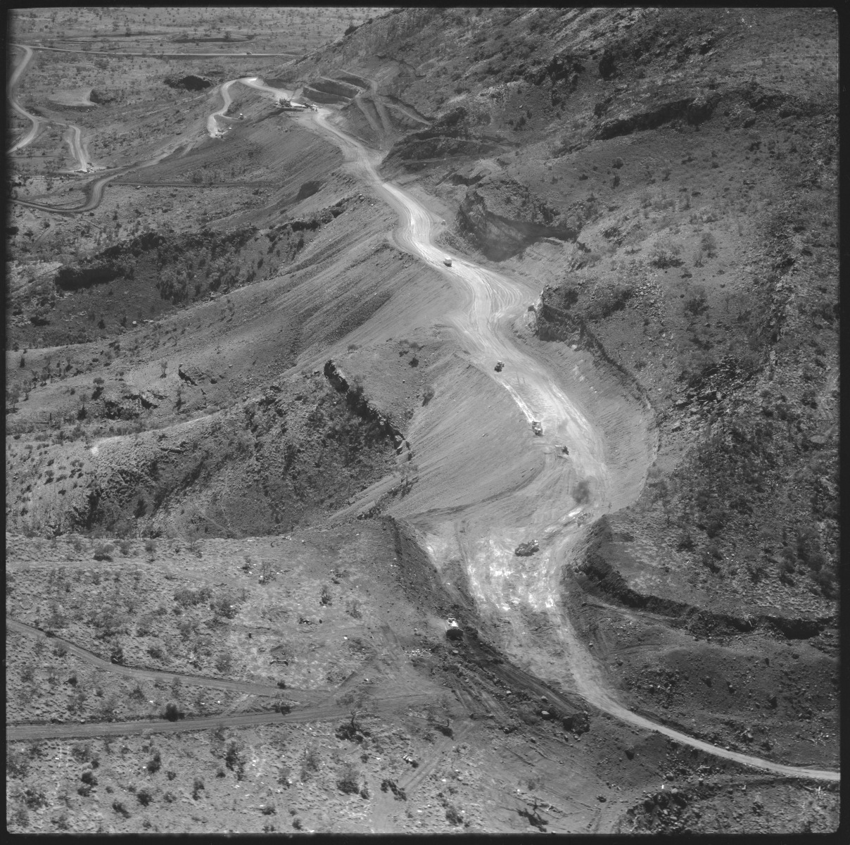 Aerial photographs of Mt Tom Price 2 Nov. 1965 - JPG 533.4 KB