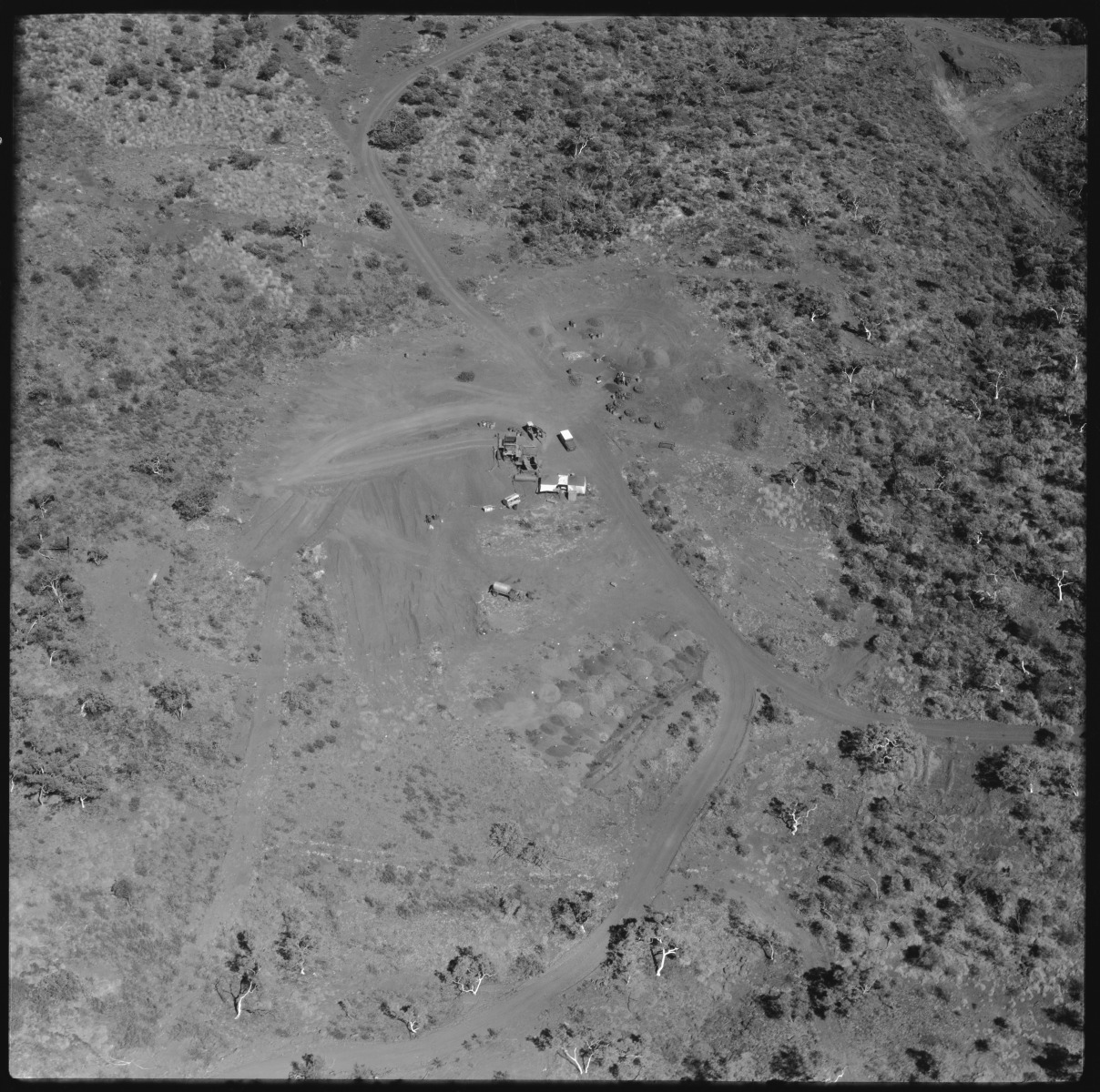Aerial photographs of Mt Tom Price 2 Nov. 1965 - JPG 468.4 KB