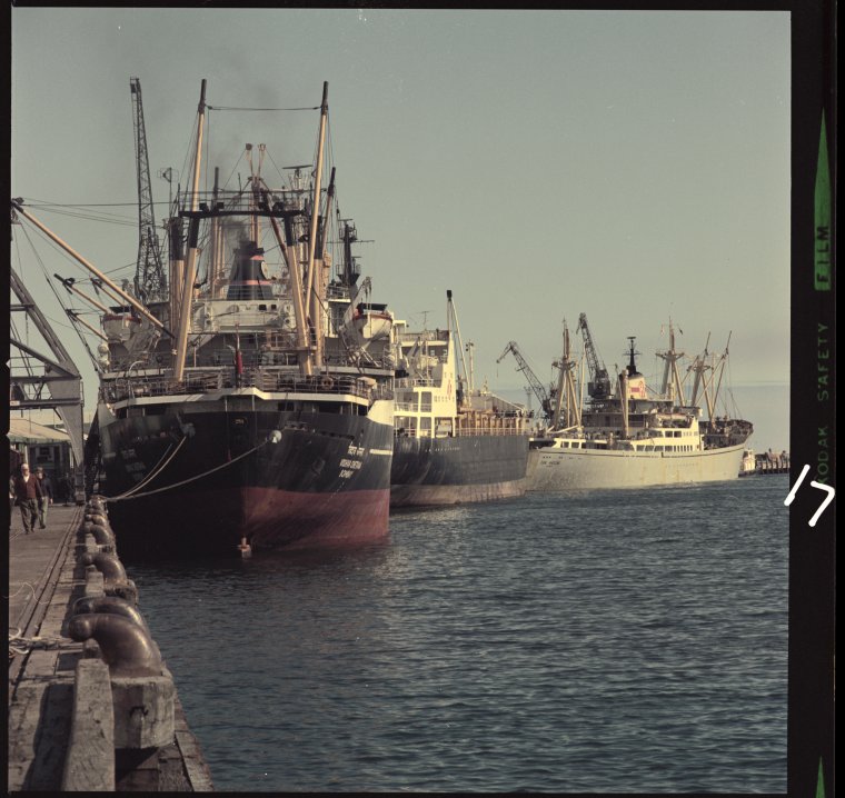 Container ship Encounter Bay at Fremantle, August 1971 - JPG 99.5 KB