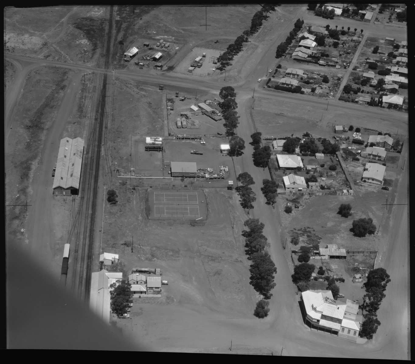 Aerial photograph of the Sirius Street Southern Cross including the BP ...