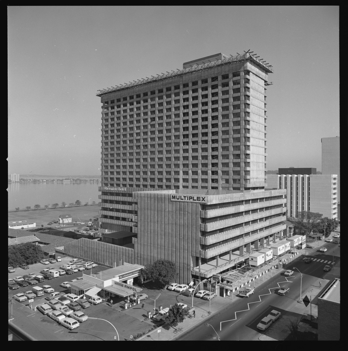 Sheraton Hotel under construction - JPG 339.0 KB