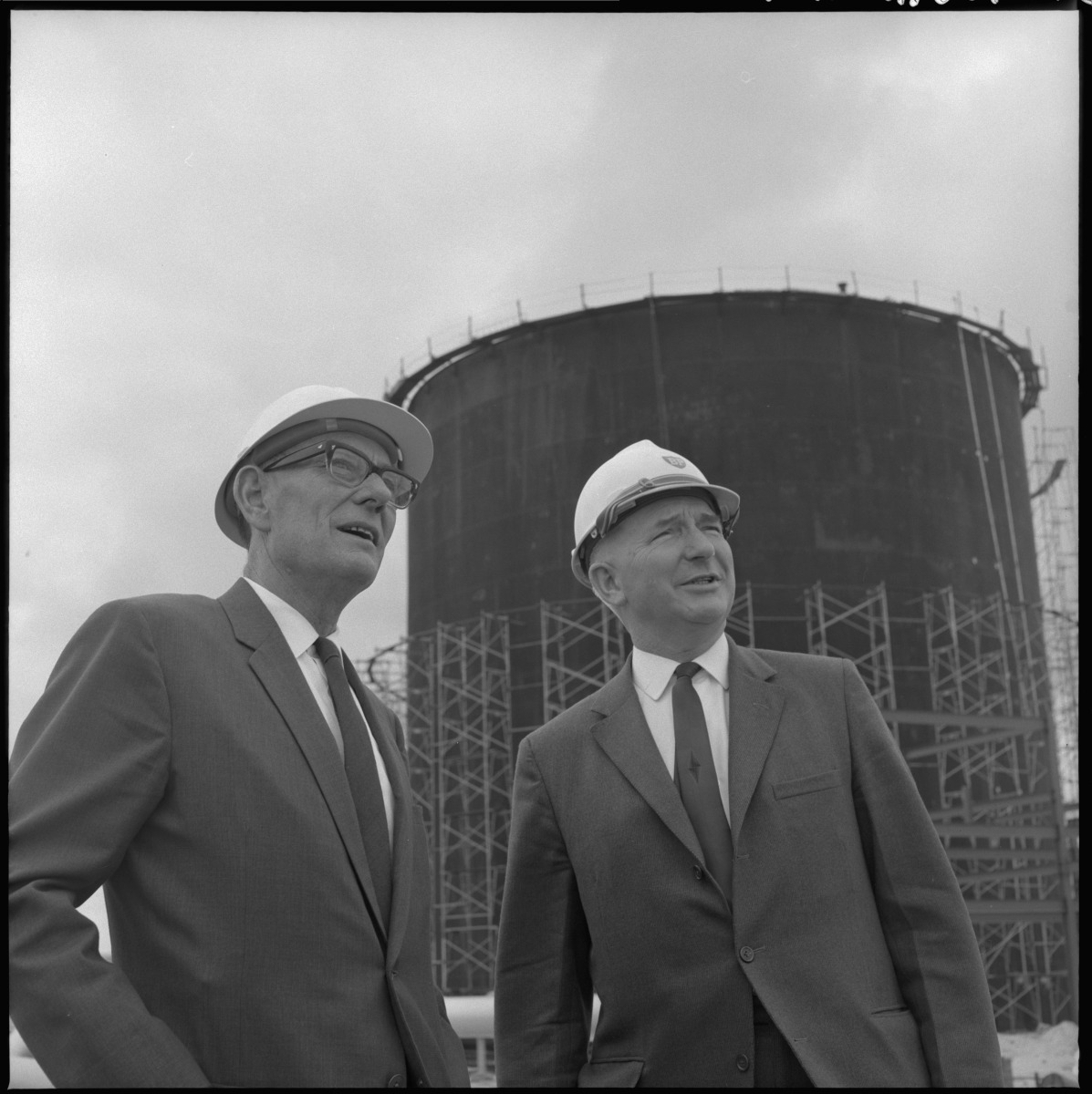 Two BP Managing Directors in front of a storage tank - JPG 227.1 KB