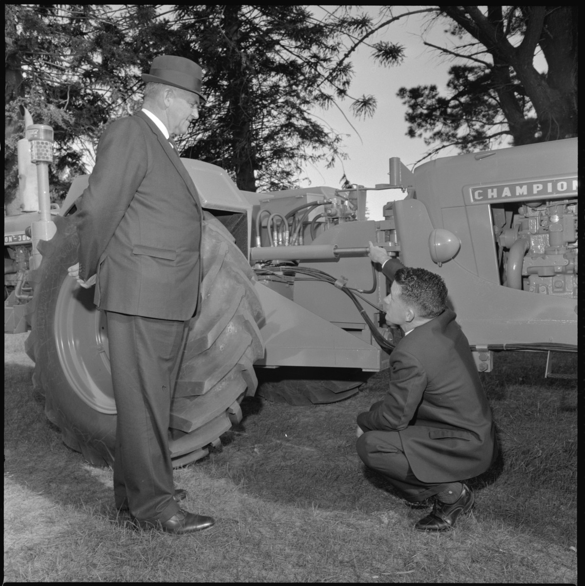 Chamberlain Champion 306 tractors - JPG 351.7 KB