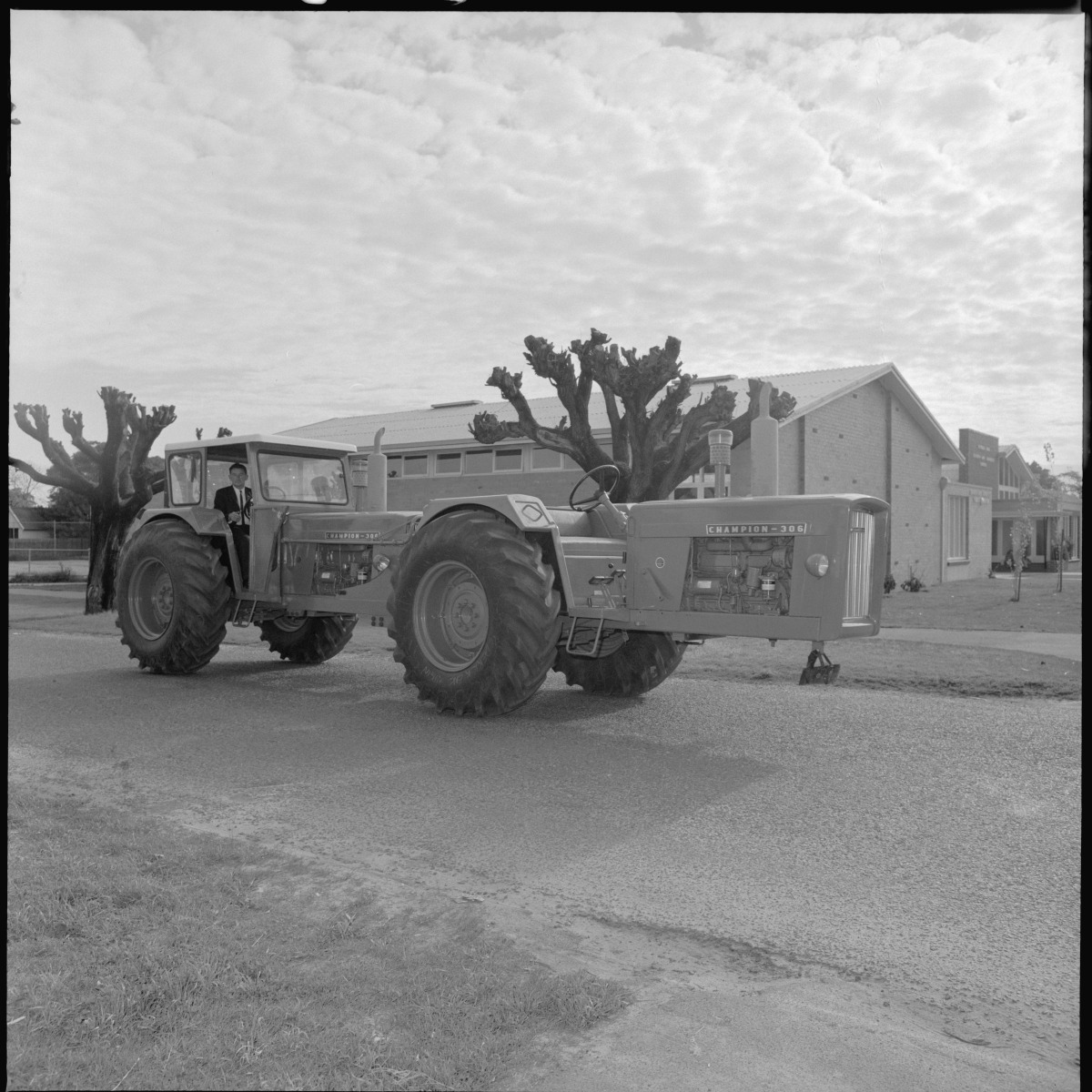 Chamberlain Champion 306 tractors - JPG 334.9 KB