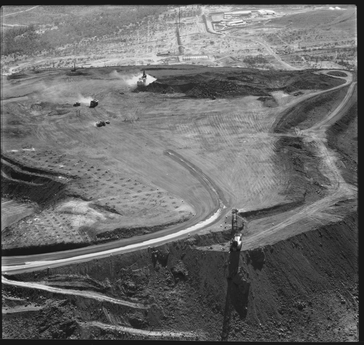 Aerial photographs of the Paraburdoo iron mine 15 April 1971 - JPG 519.6 KB