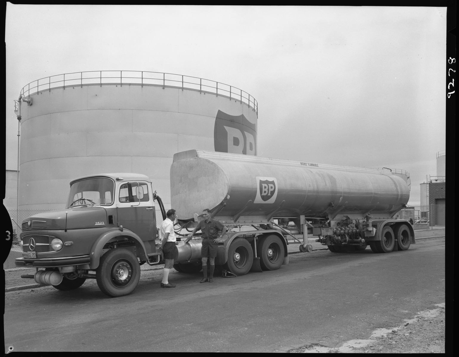 Mercedes Benz truck with fuel tanker trailer - JPG 331.4 KB