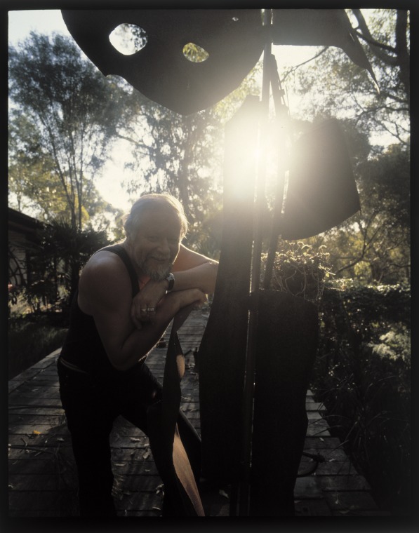 Artist and sculptor Robert Juniper in his studio - JPG 98.6 KB