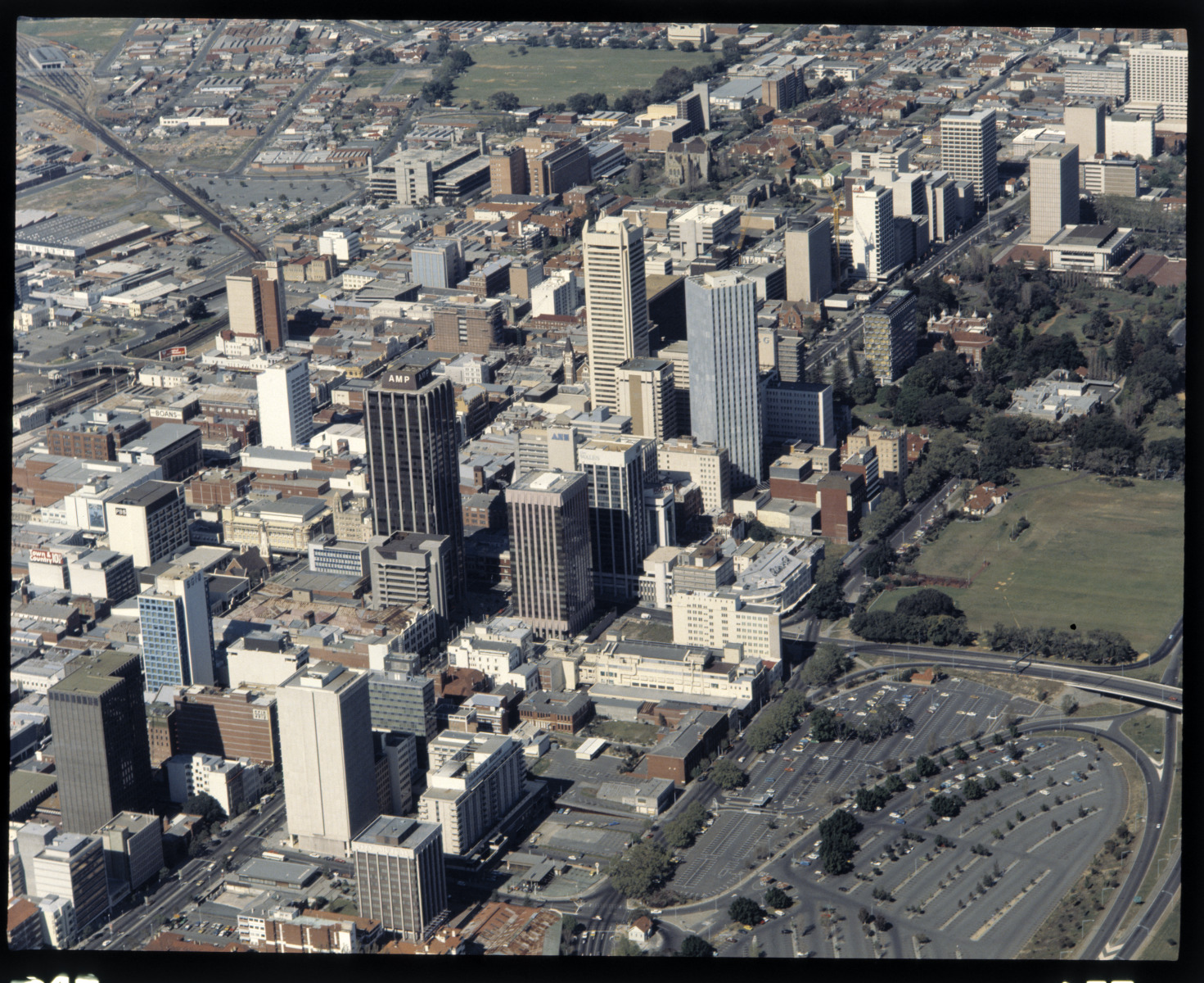 Aerial photograph of Perth and freeway looking northeast, 1979 - JPG ...