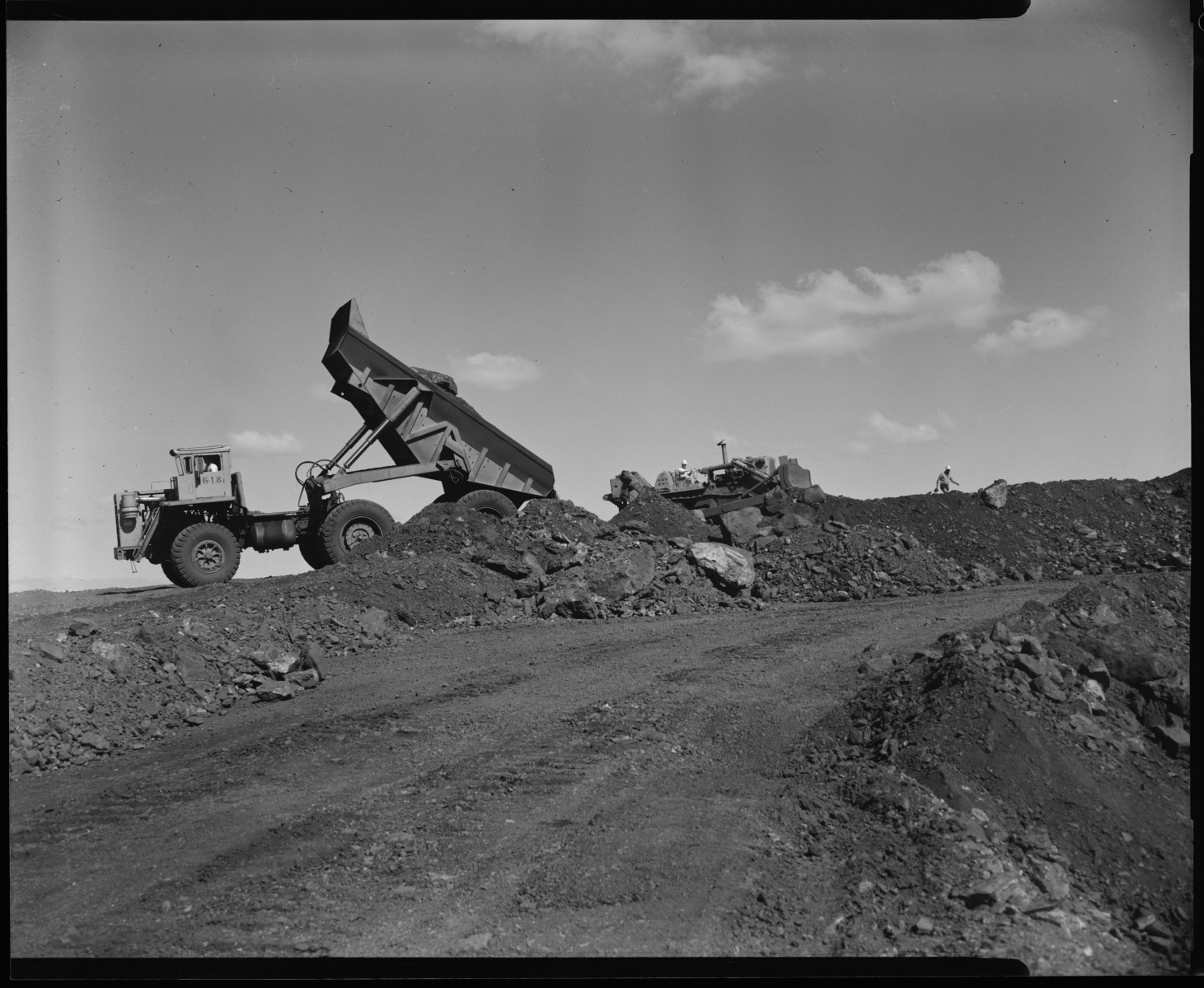 Construction of the iron ore mine at Mt Tom Price 3 May 1966 - JPG 376.0 KB
