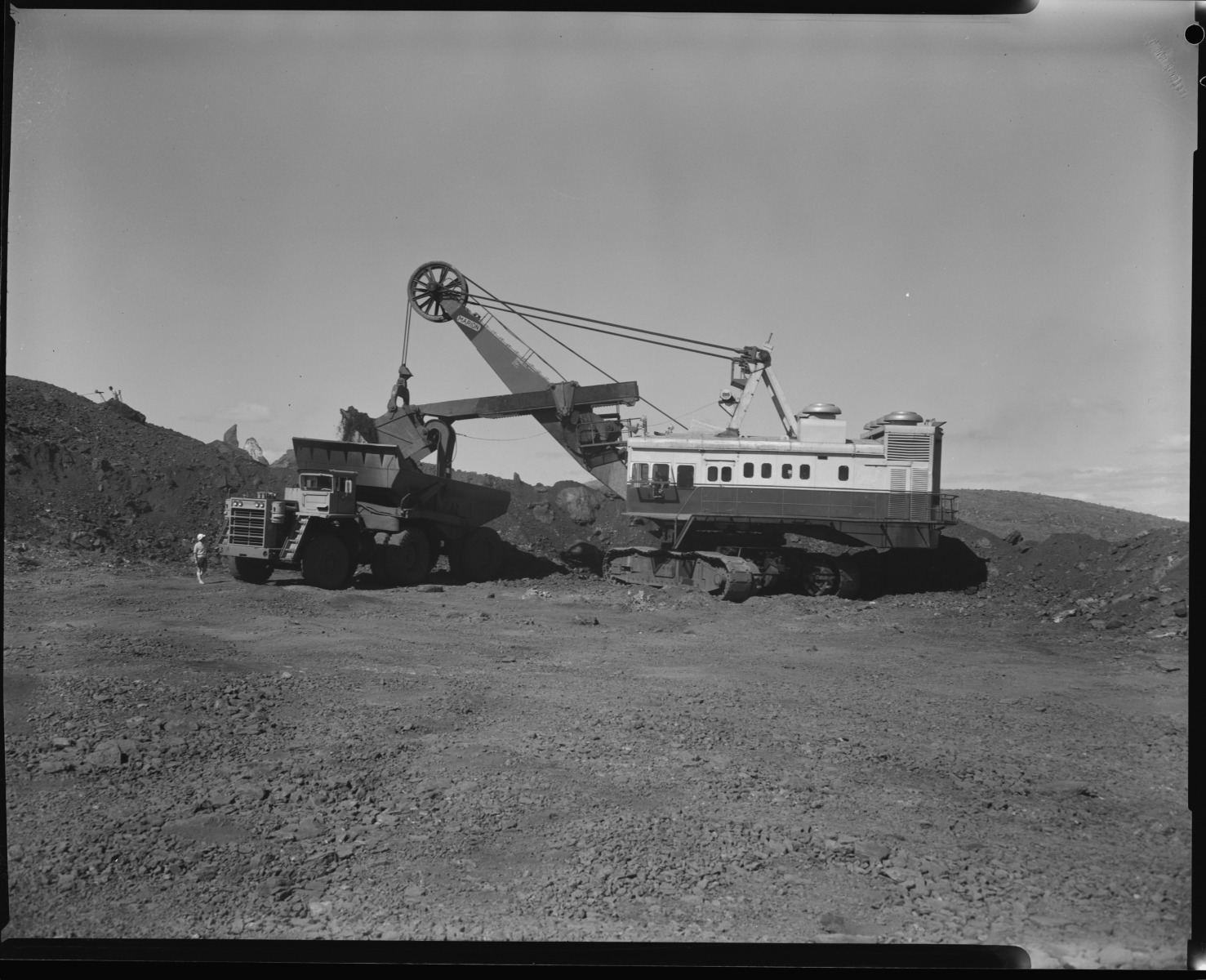 Construction of the iron ore mine at Mt Tom Price 3 May 1966 - JPG 357.9 KB