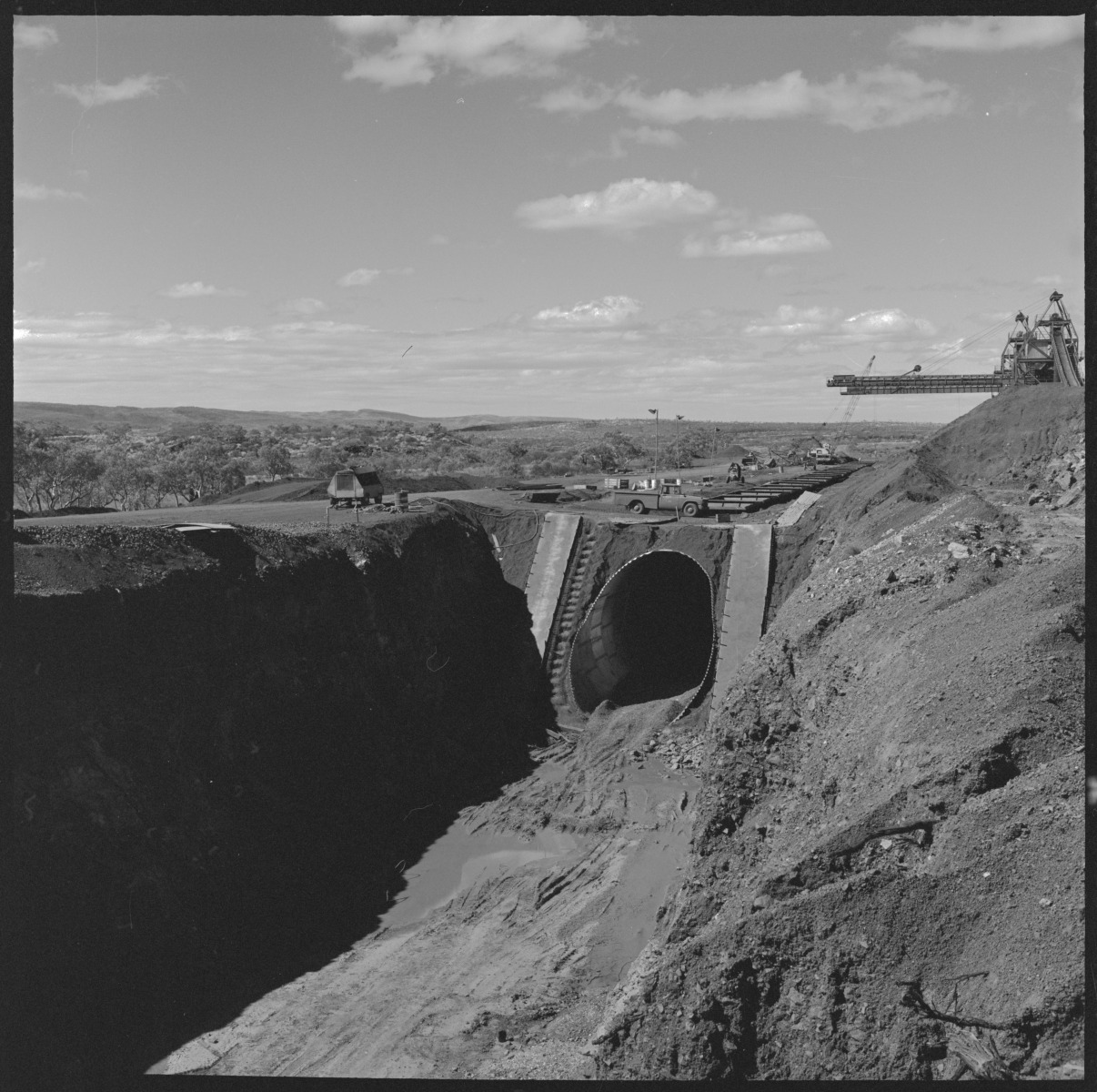 Construction of the iron ore mine at Mt Tom Price 3 May 1966 - JPG 347.4 KB