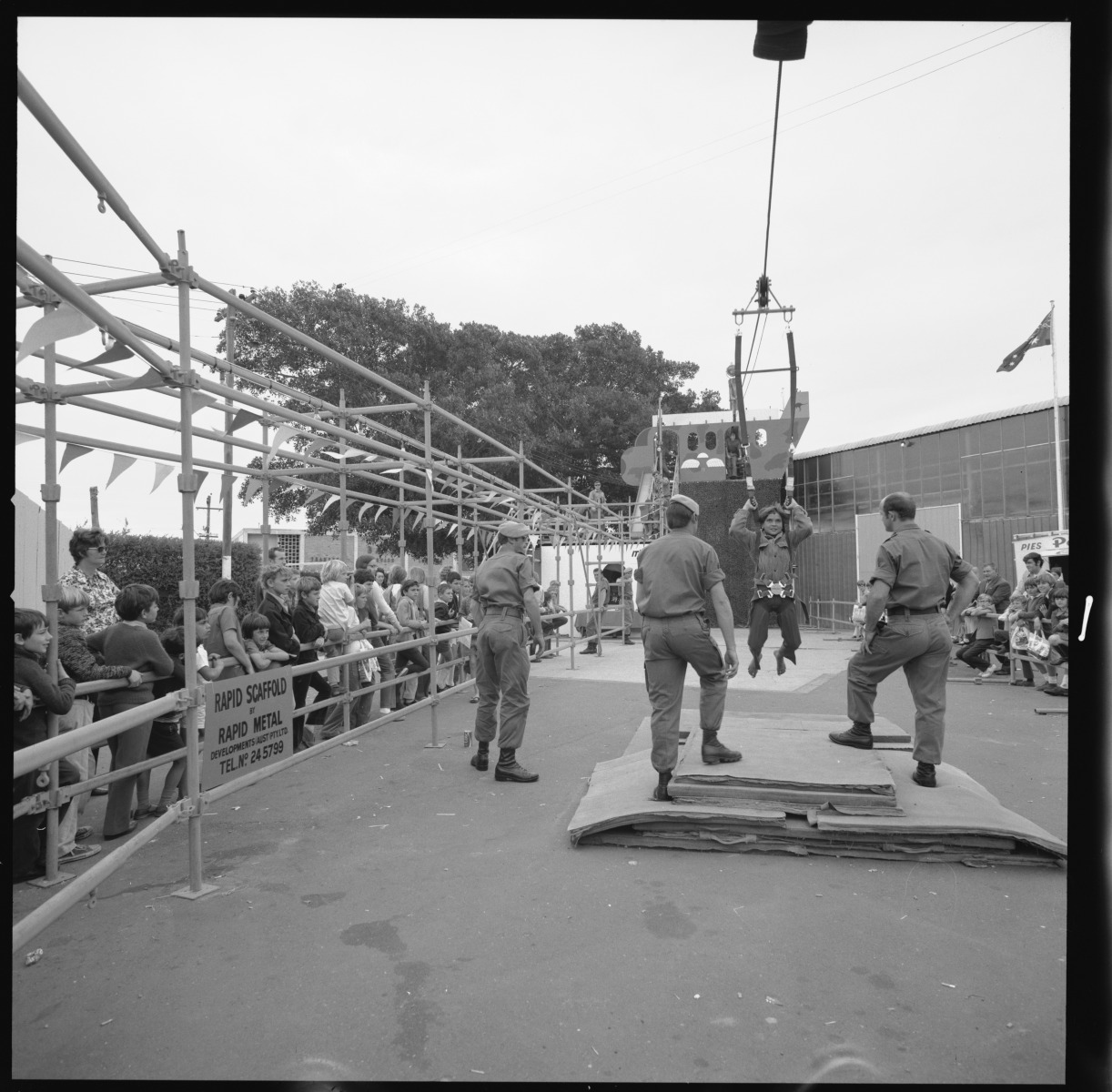 Soldiers helping children on a flying fox at Perth Royal Show - JPG 288 ...