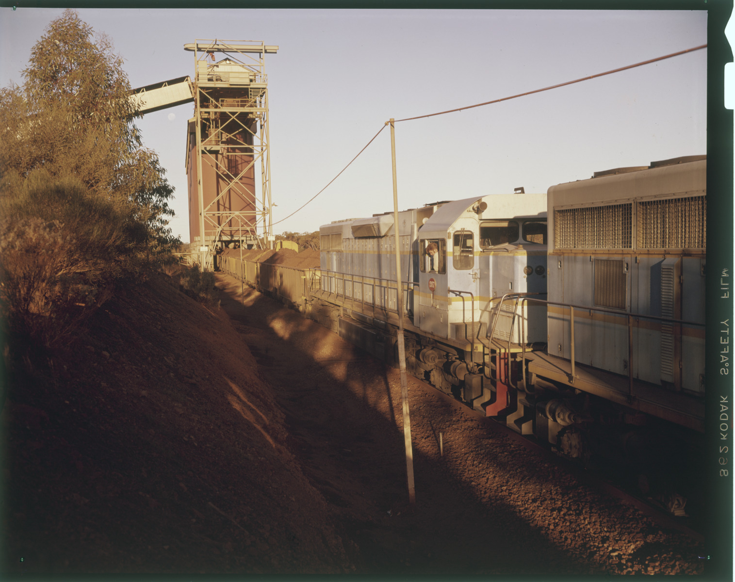 WAGR ore train loading at Koolyanobbing 16 May 1973 - JPG 460.3 KB