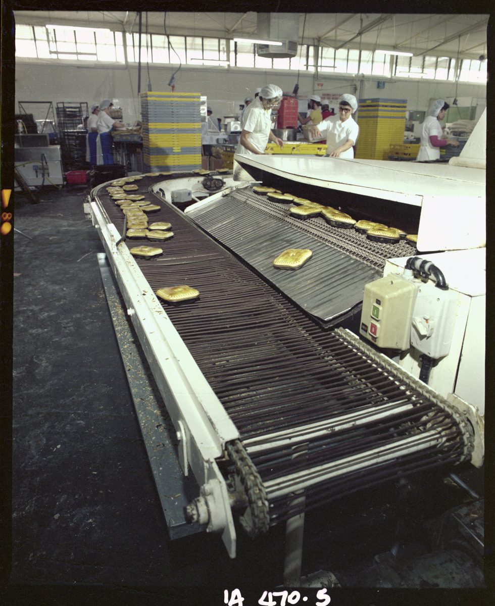 Pie production at Bakewell Foods Pty Ltd - JPG 411.4 KB