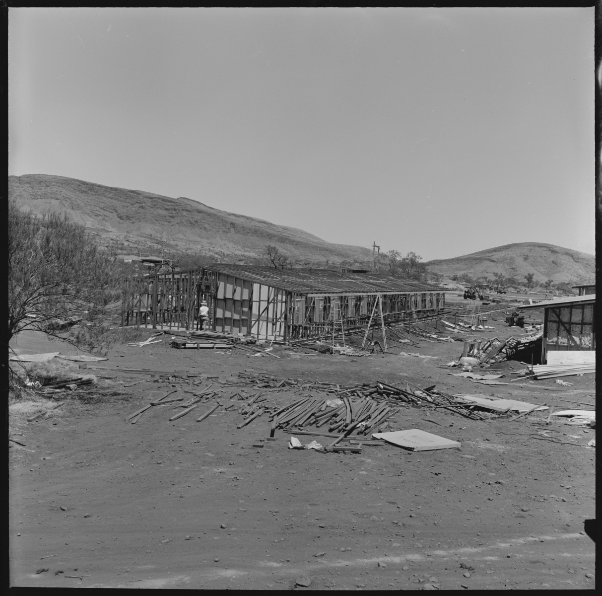 Tom Price under construction 15 Oct. 1966 - JPG 323.5 KB