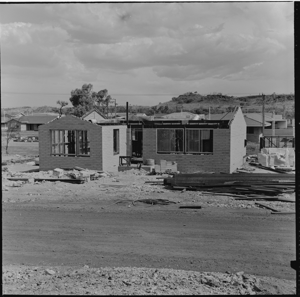 Tom Price under construction 12 Nov. 1966 - JPG 370.2 KB