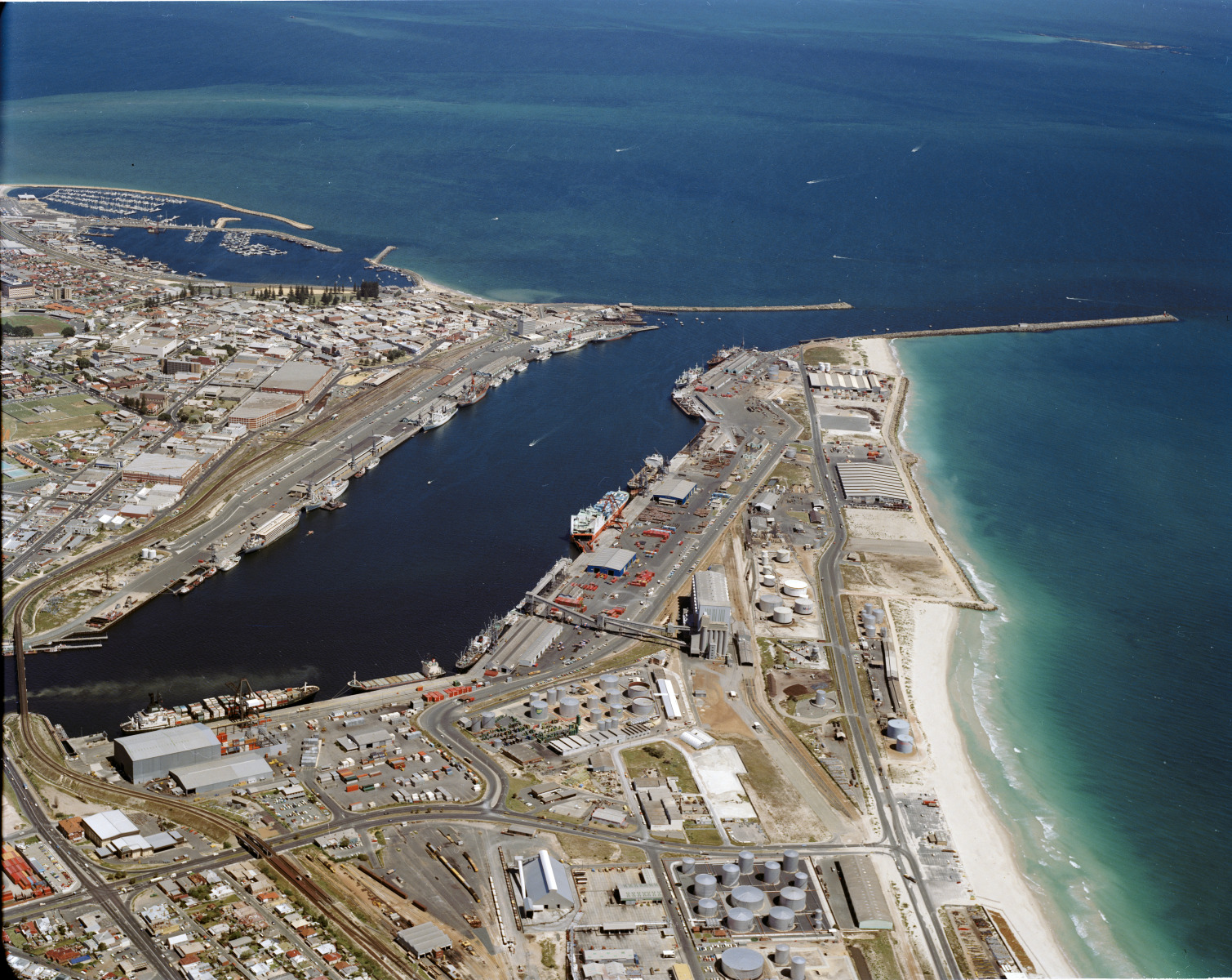 Aerial photographs of Fremantle Harbour 7 Oct. 1980 - JPG 740.7 KB