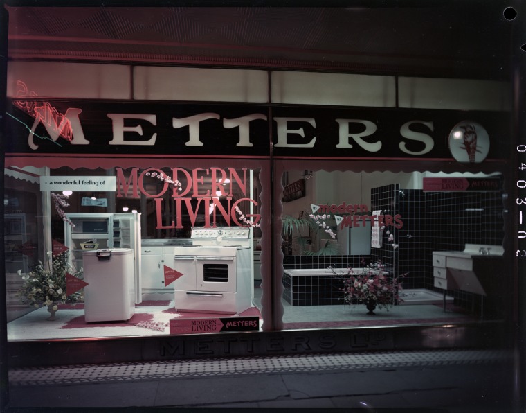Display of products in Metters Ltd window - JPG 103.7 KB