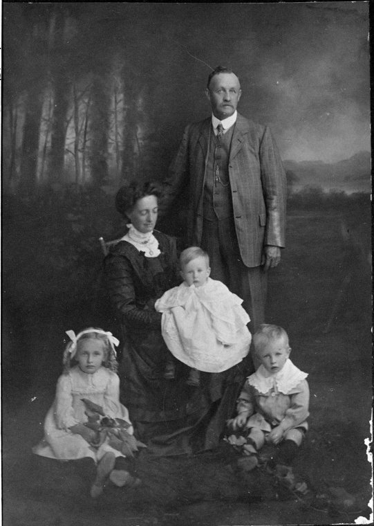 Photographs relating to the Cumberland Gold Mine, Norseman - JPG 85.3 KB