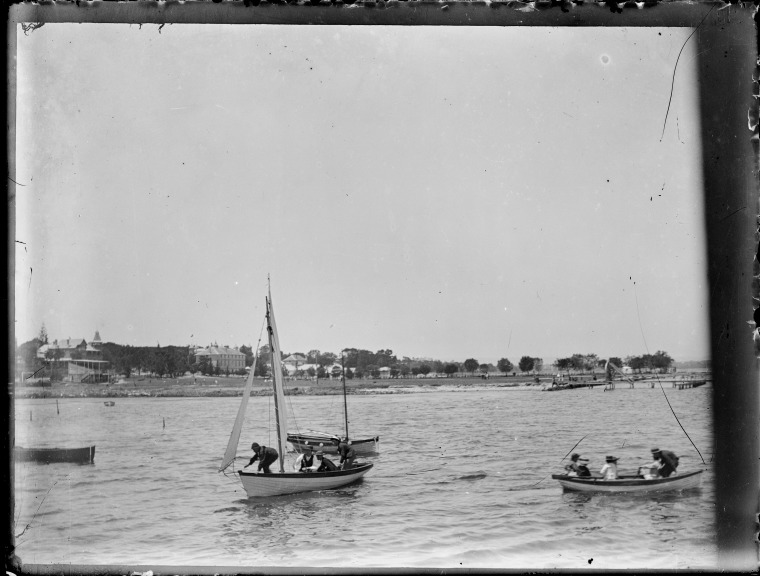 Boating on Perth Water - JPG 91.9 KB