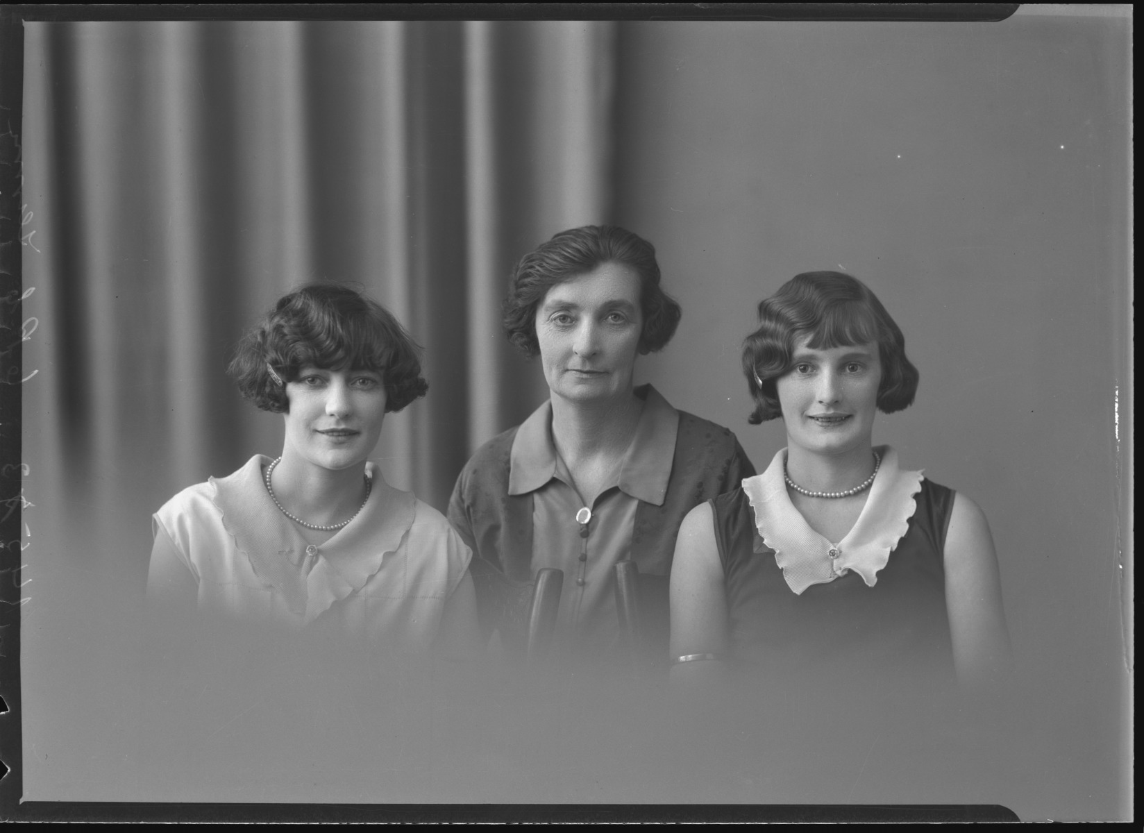 Studio portraits of Mrs Flynn and her daughters, Kalgoorlie - JPG 225.2 KB