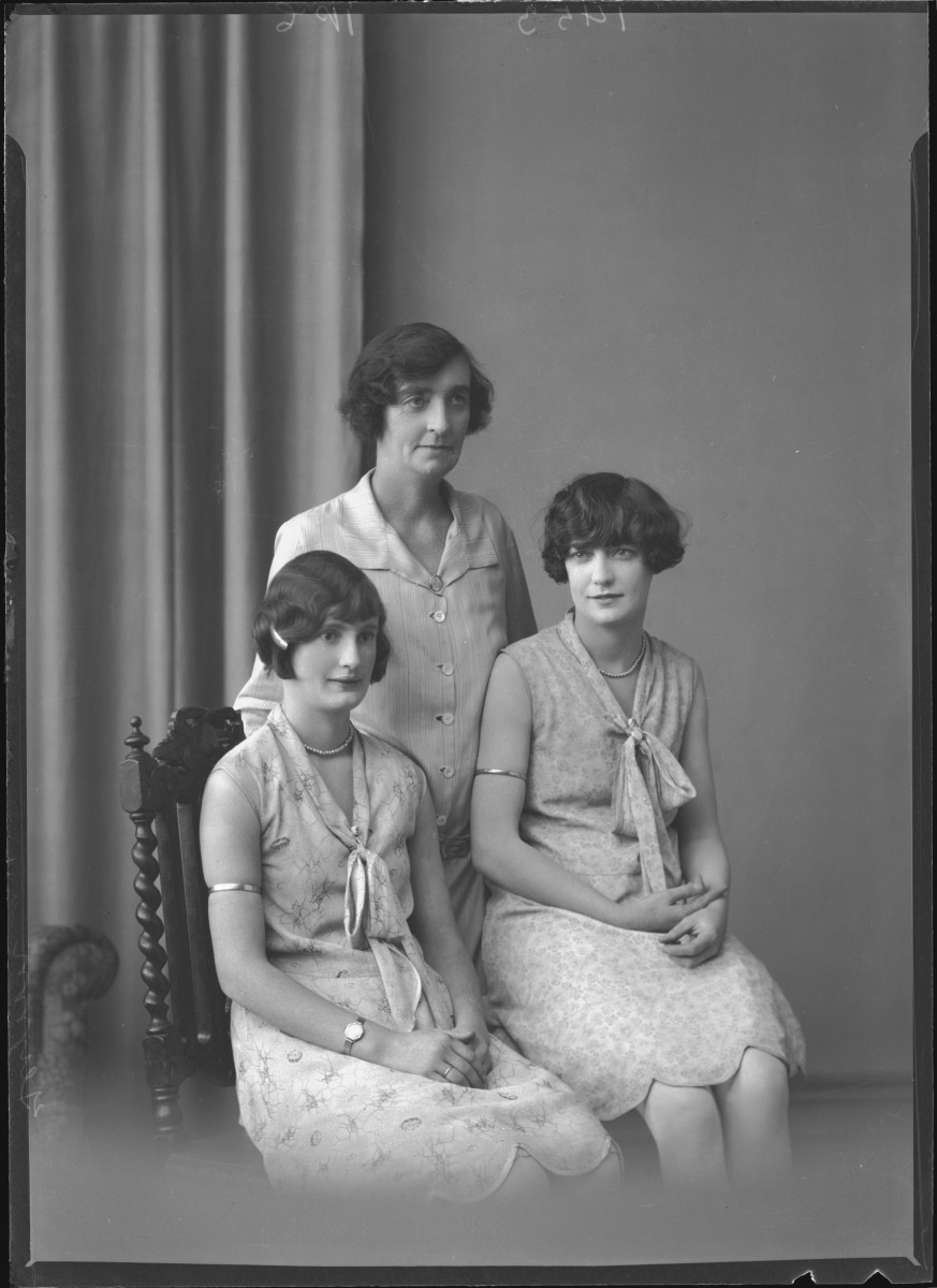Studio portraits of Mrs Flynn and her daughters, Kalgoorlie - JPG 159.2 KB