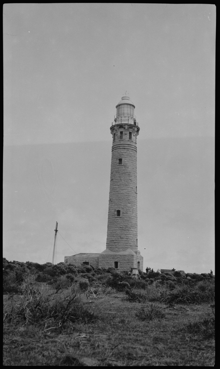 Mackay family at Cape Leeuwin lighthouse - JPG 156.7 KB