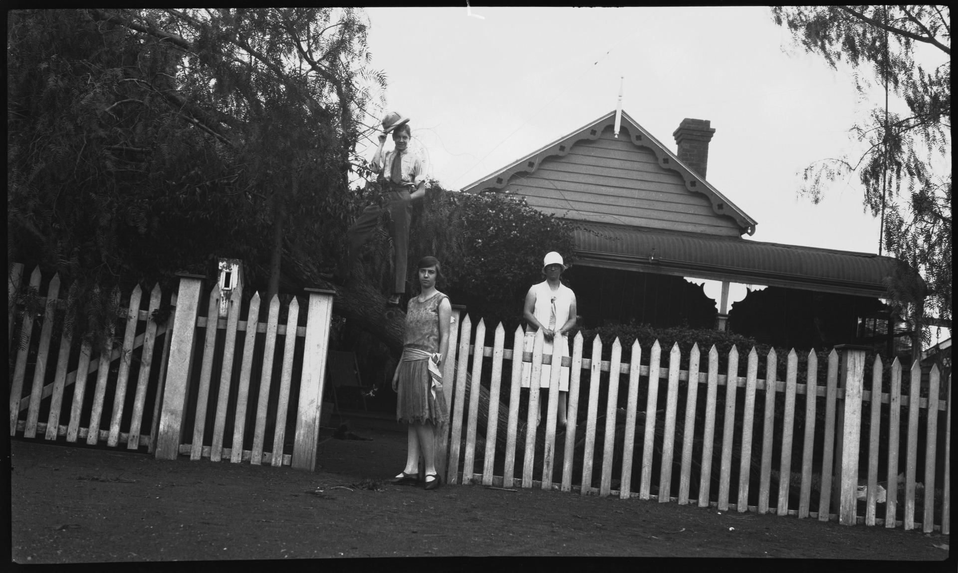 Faulkner Ella and Helen Mackay in the garden - JPG 522.8 KB
