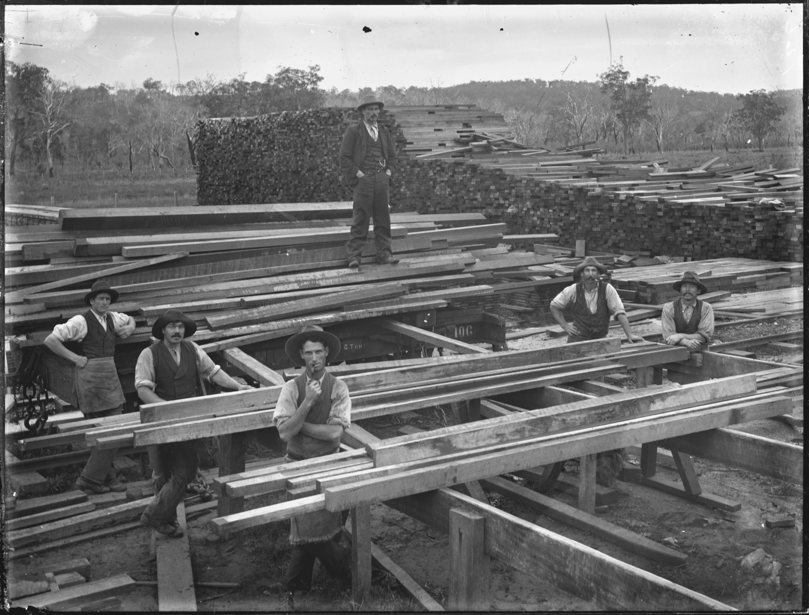 Timber workers loading sawn timber onto a rail wagon - JPG 449.9 KB