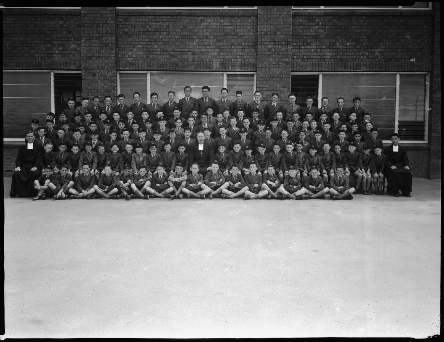 Marist College teaching staff and students - JPG 425.3 KB