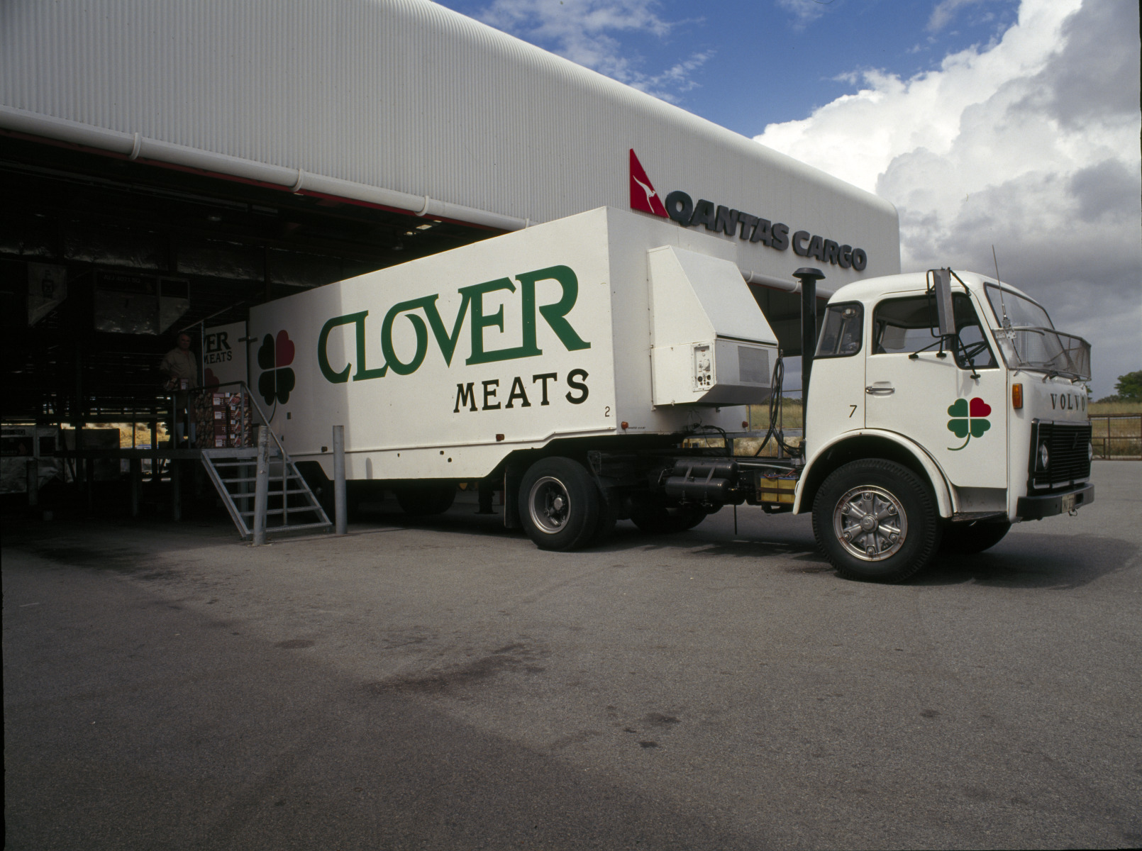 Clover Meats refrigerated truck at Qantas cargo terminal - JPG 493.4 KB