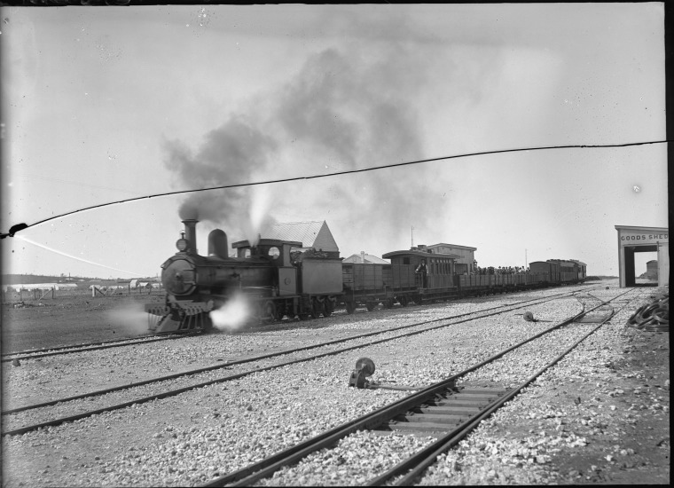 Steam train in Nannine Railway Station - JPG 119.0 KB