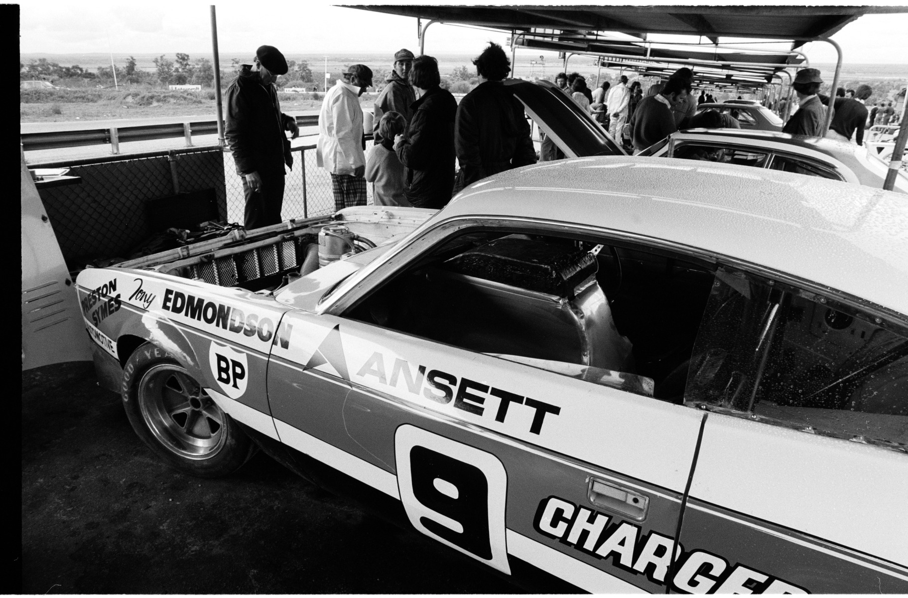 Racing at Wanneroo Raceway 17 August 1976 - JPG 578.1 KB