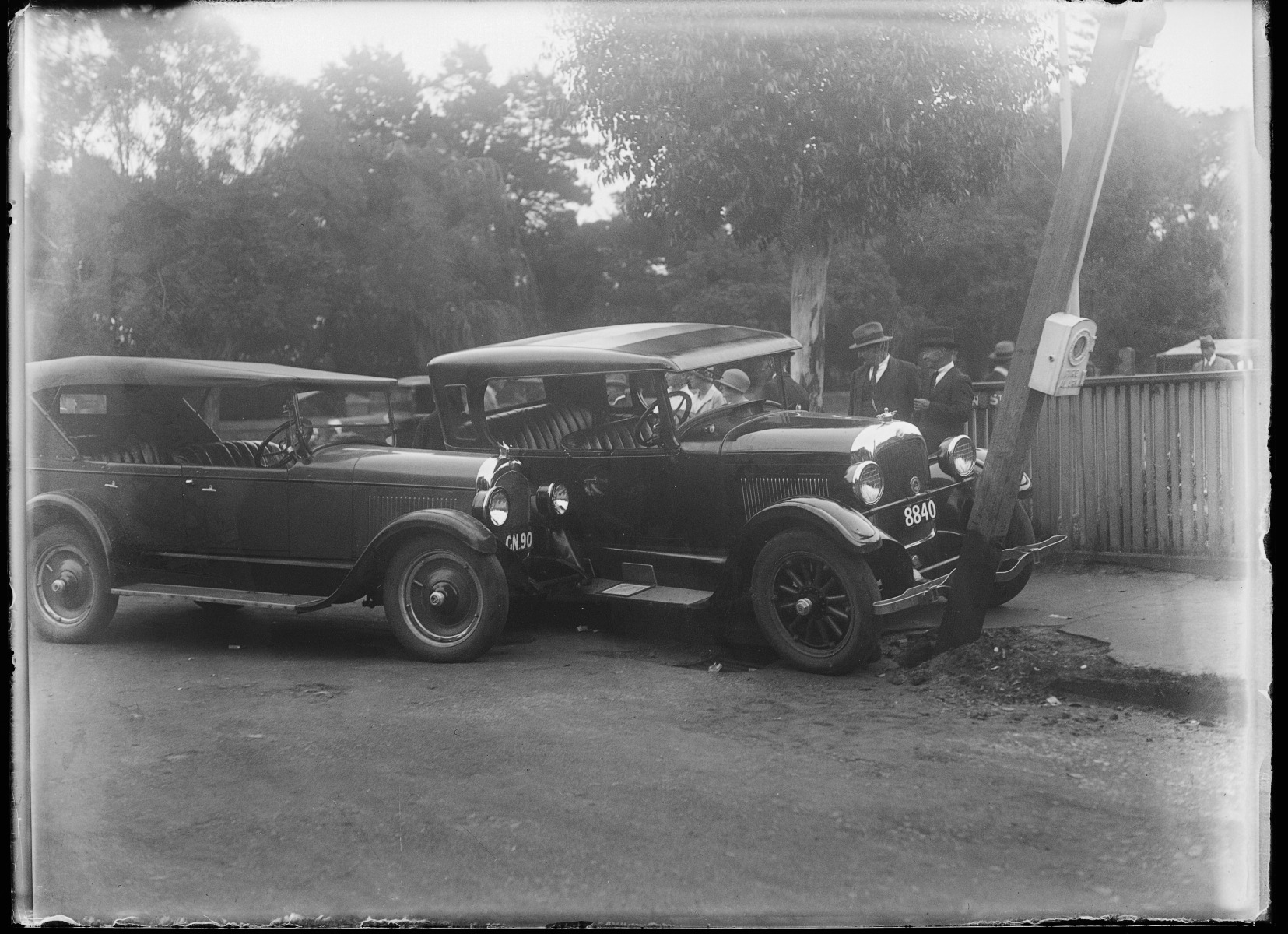 Car accidents in Perth in the 1920s - JPG 516.2 KB