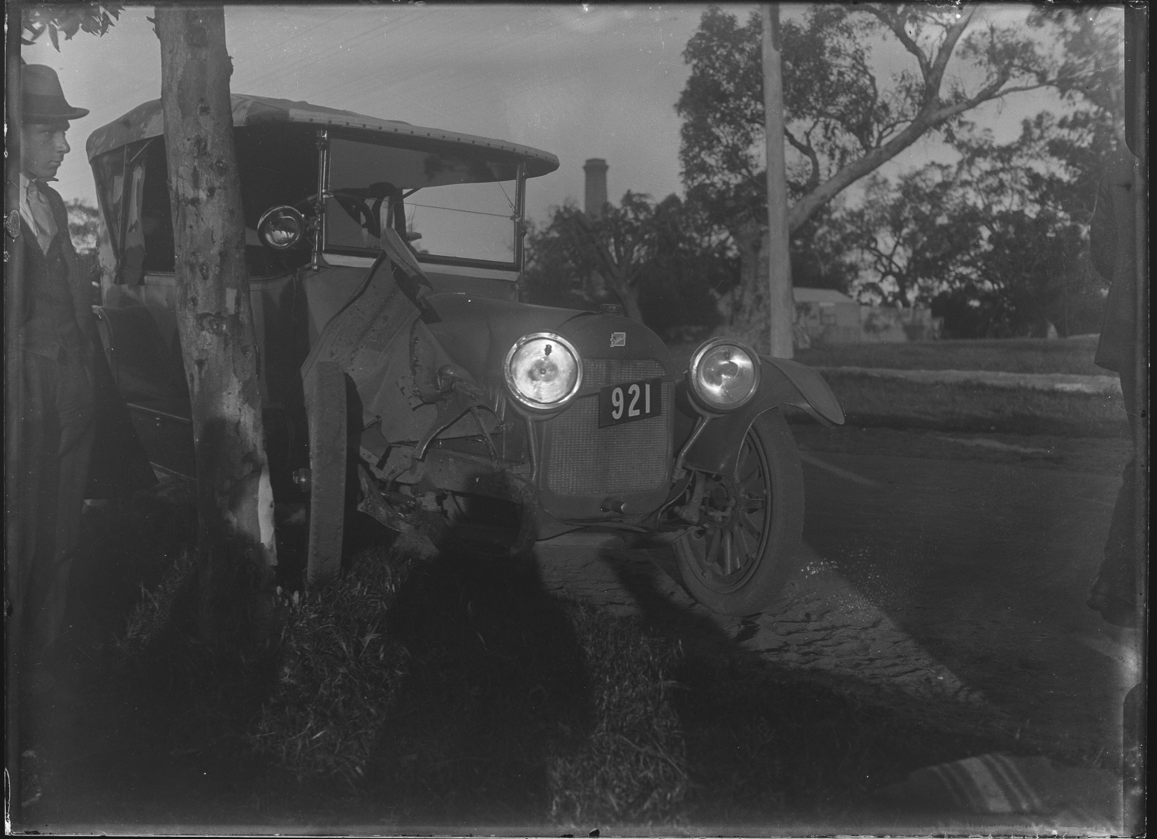 Car accidents in Perth in the 1920s - JPG 357.3 KB