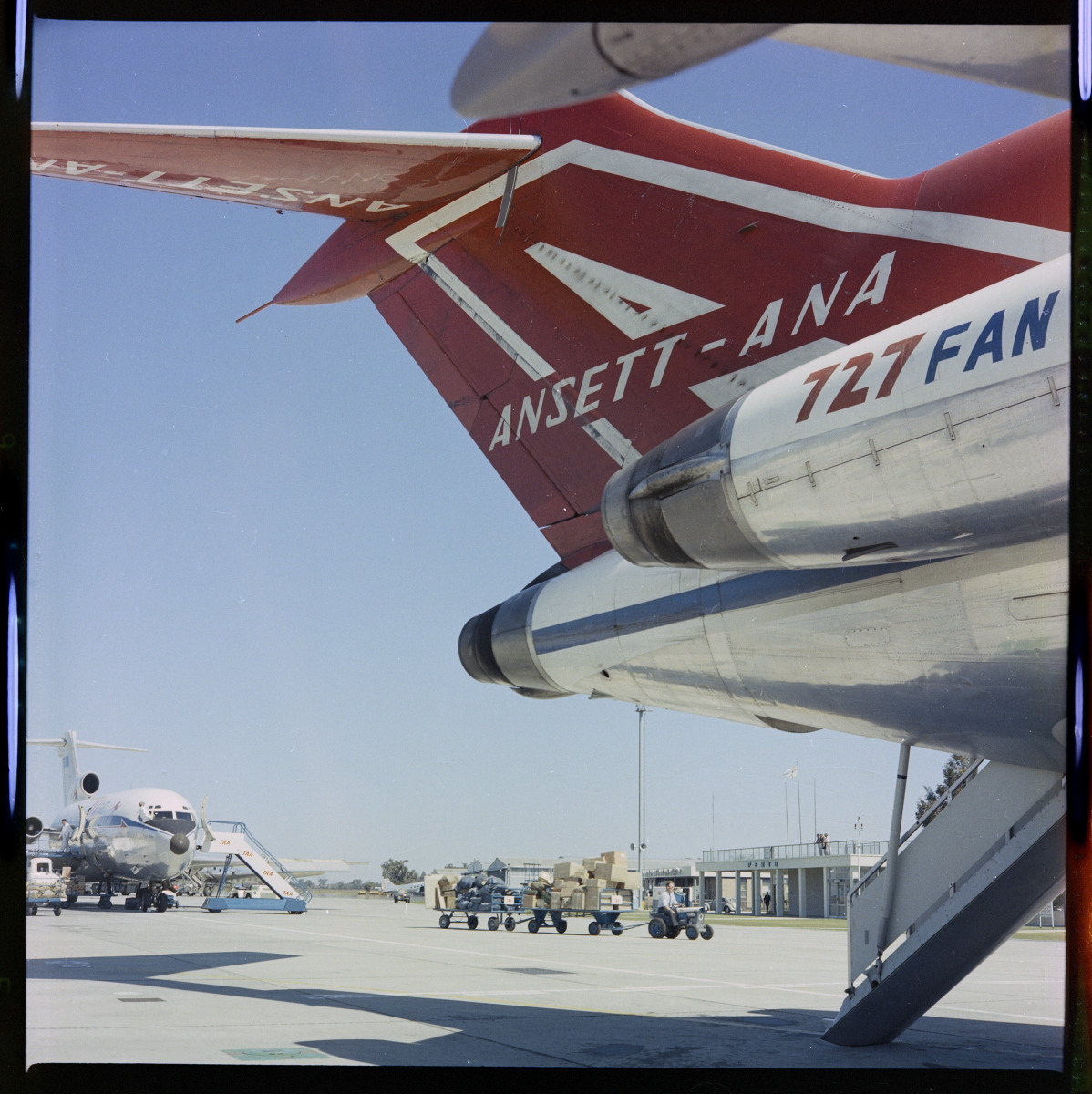 Passengers disembark and emplane on VH-TJC Arthur Phillip Boeing 727-76 ...