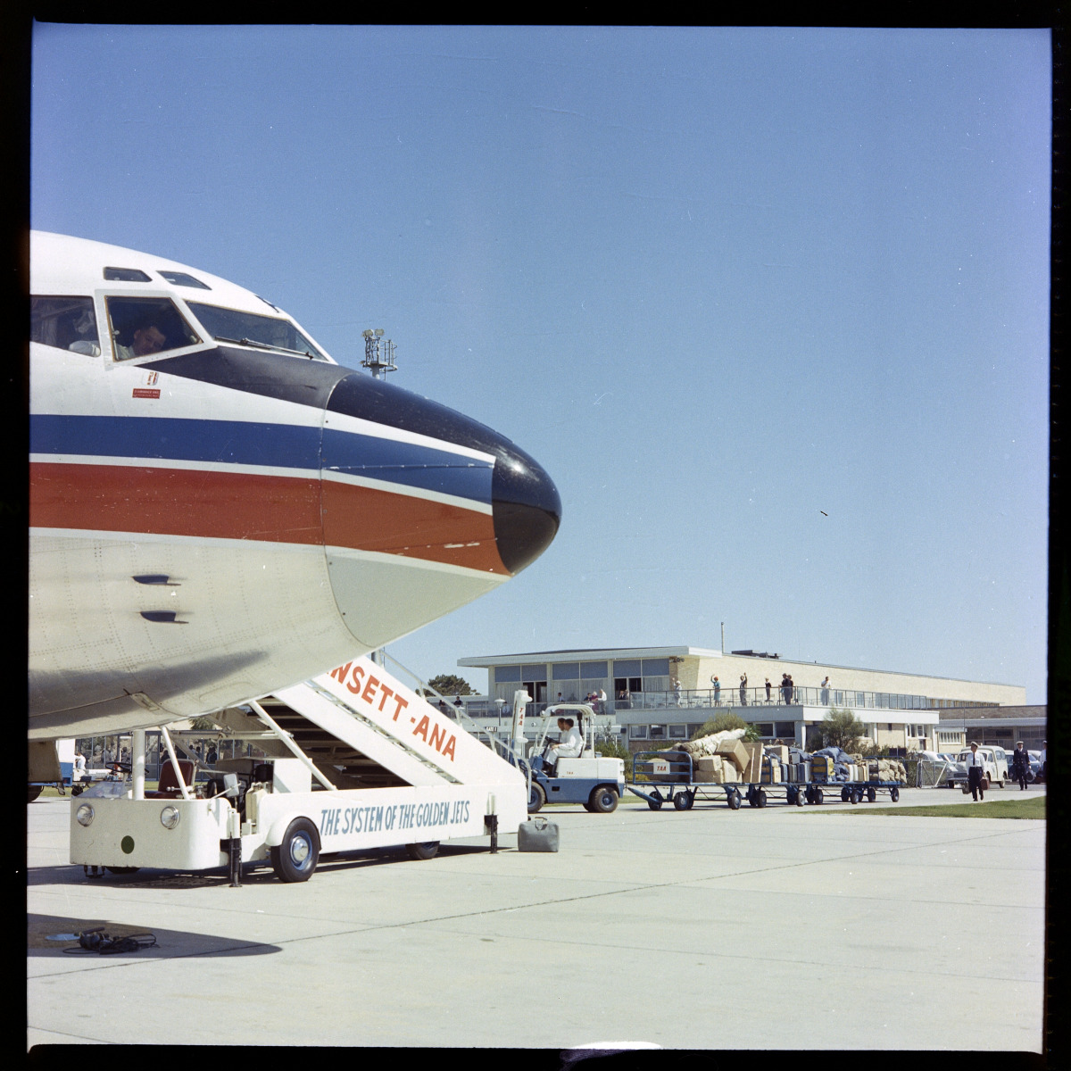 Passengers disembark and emplane on VH-TJC Arthur Phillip Boeing 727-76 ...