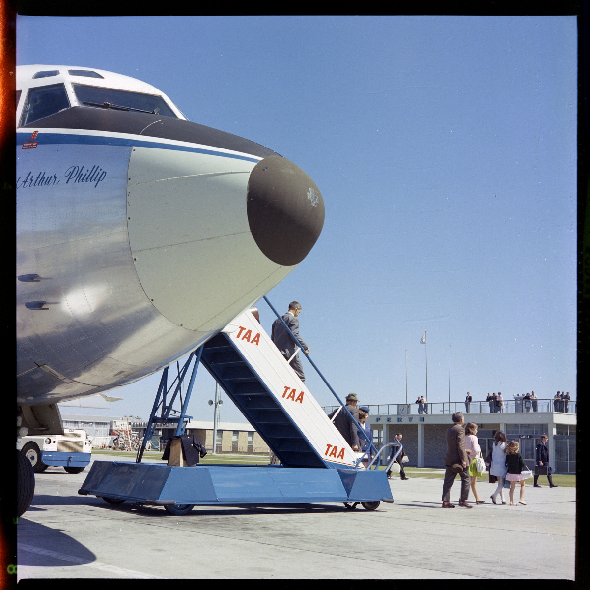 Passengers disembark and emplane on VH-TJC Arthur Phillip Boeing 727-76 ...