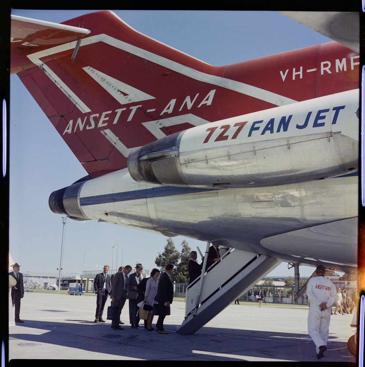 Passengers disembark and emplane on VH-TJC Arthur Phillip Boeing 727-76 ...