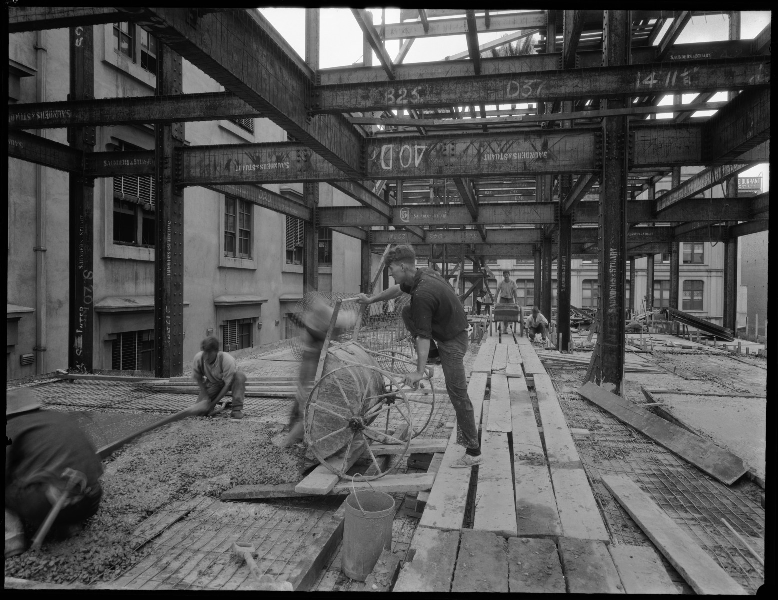 Construction workers working inside building - JPG 491.9 KB
