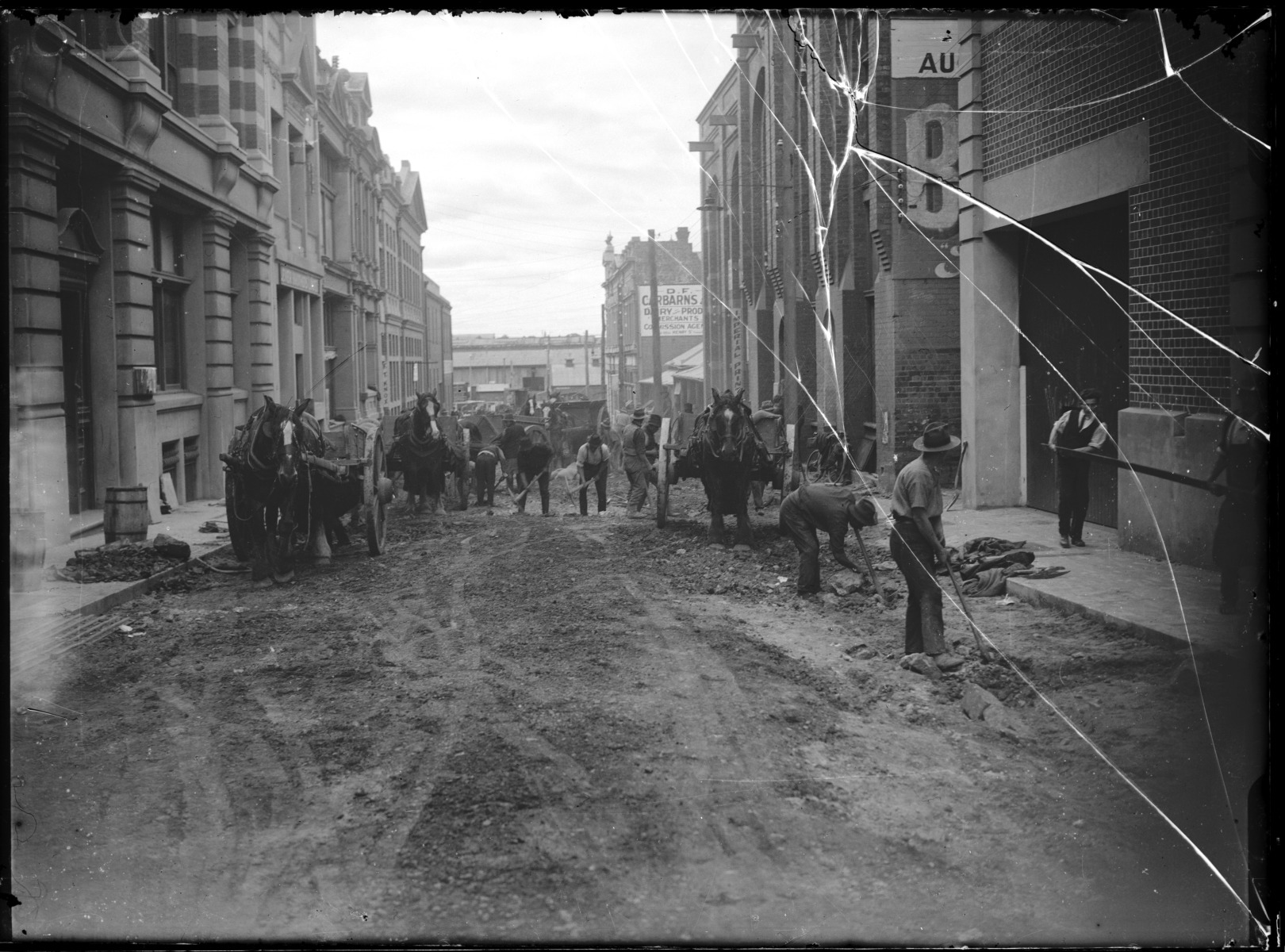 Road works in Queen Street, Perth - JPG 460.7 KB