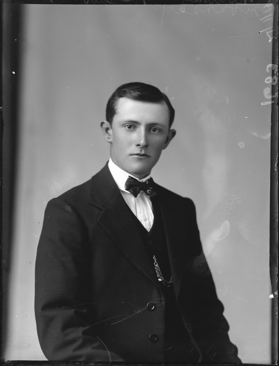Studio portrait of Mr Mounsey and Mr Meakins, 21 July 1915. - JPG 129.3 KB