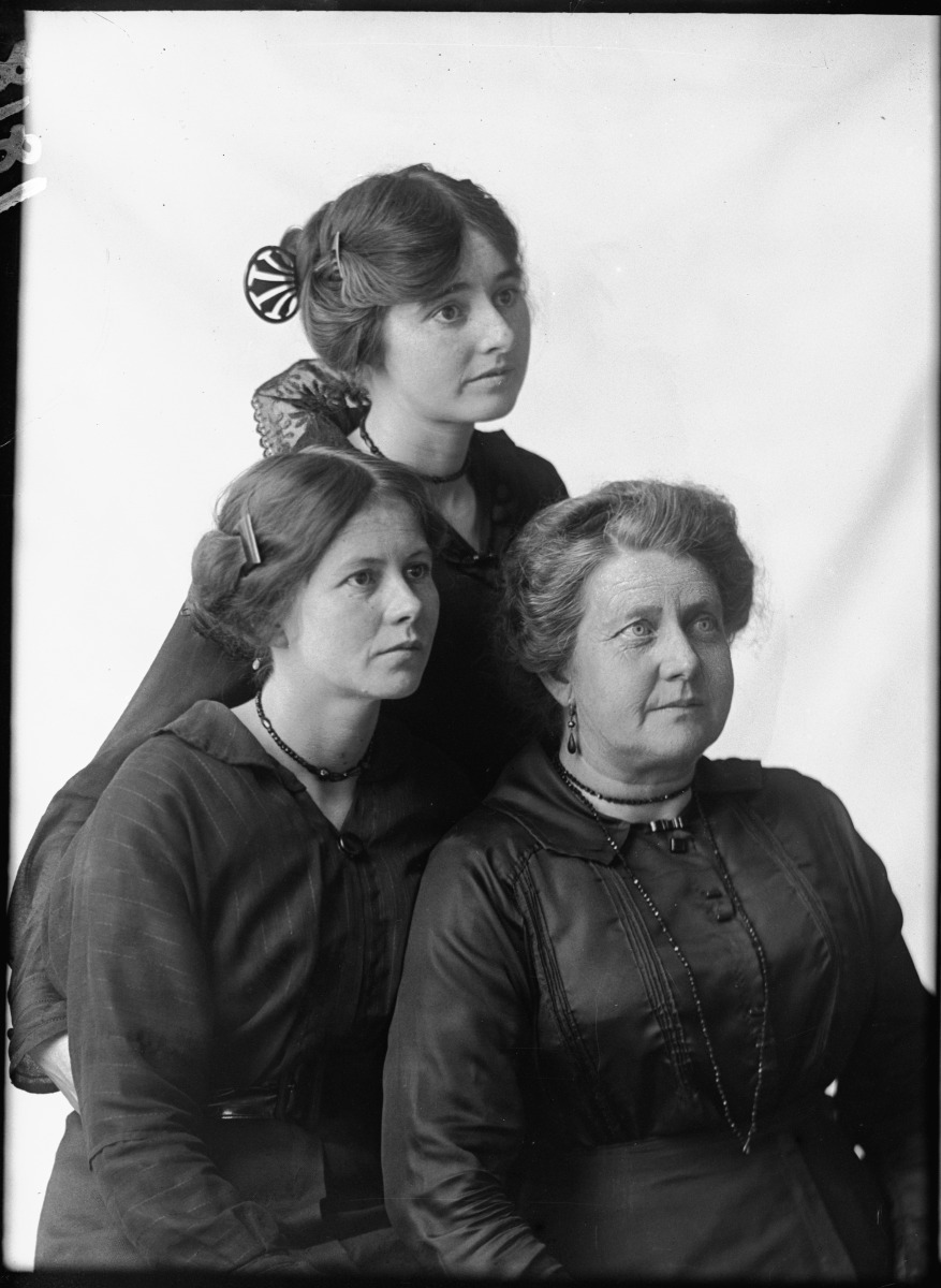 Studio portraits of women of the Cole family. - JPG 174.6 KB