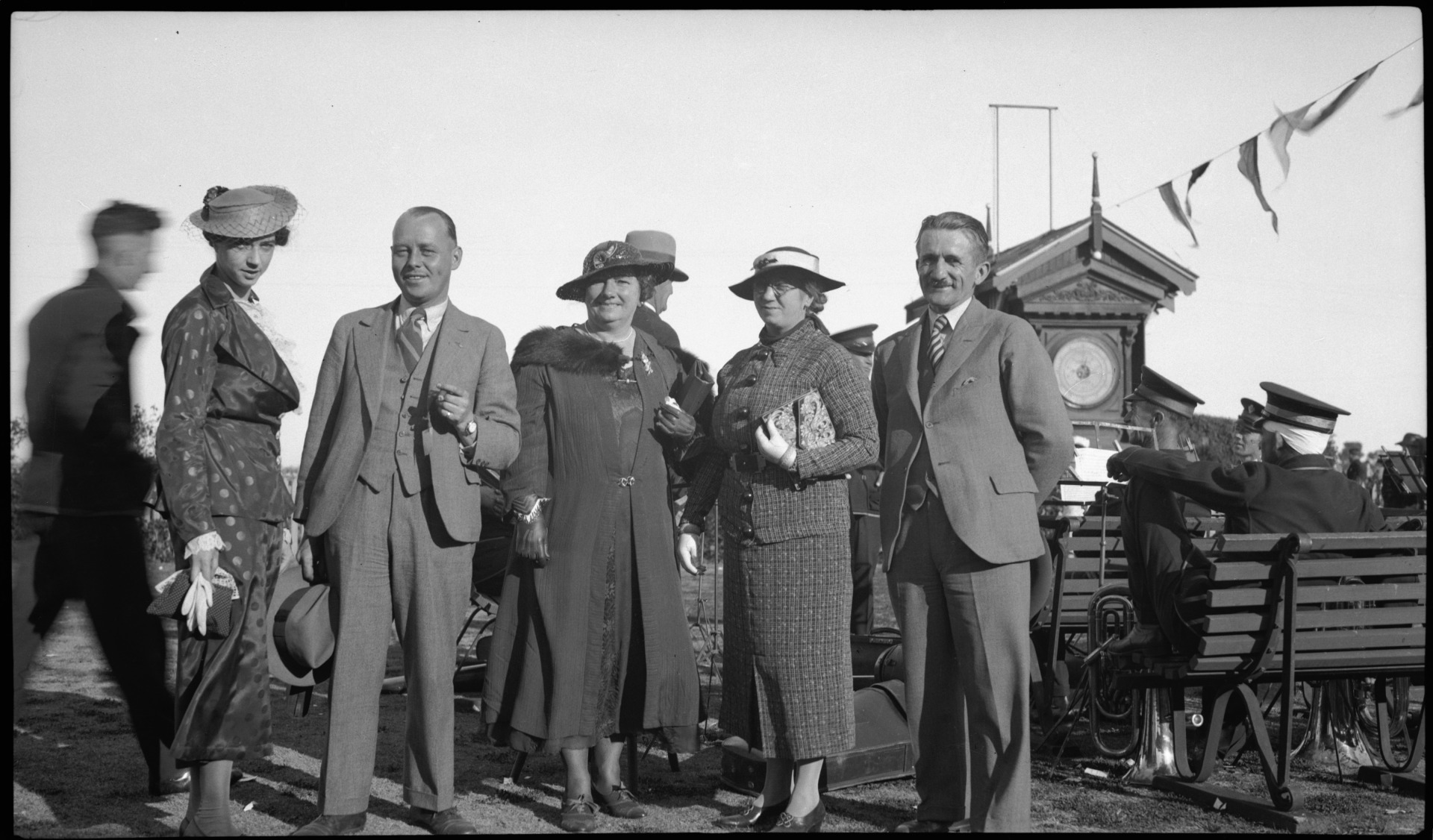 Ella and Helen Mackay with friends at the Kalgoorlie races - JPG 443.2 KB