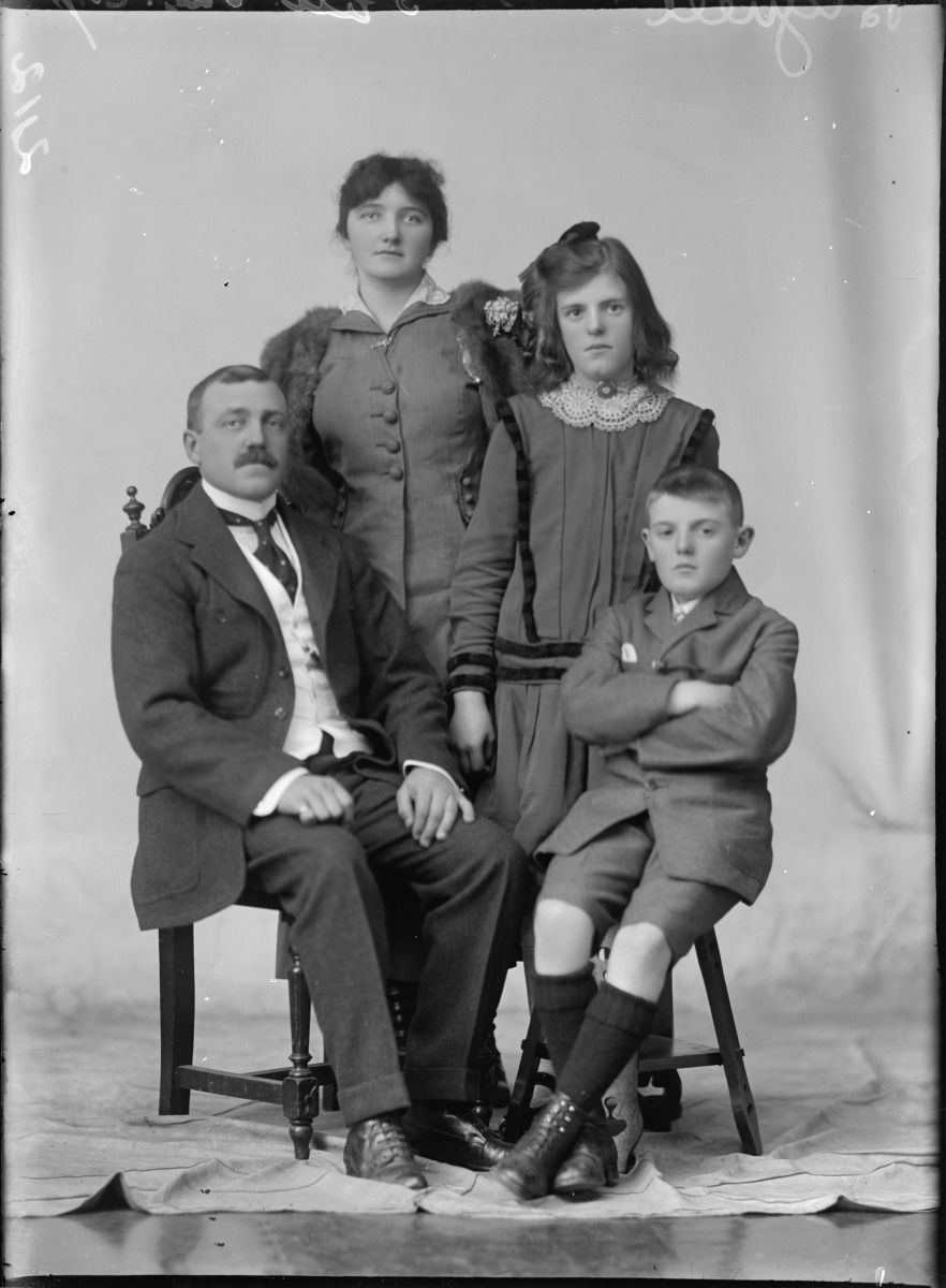 Studio portrait of the Bignell family. - JPG 170.9 KB