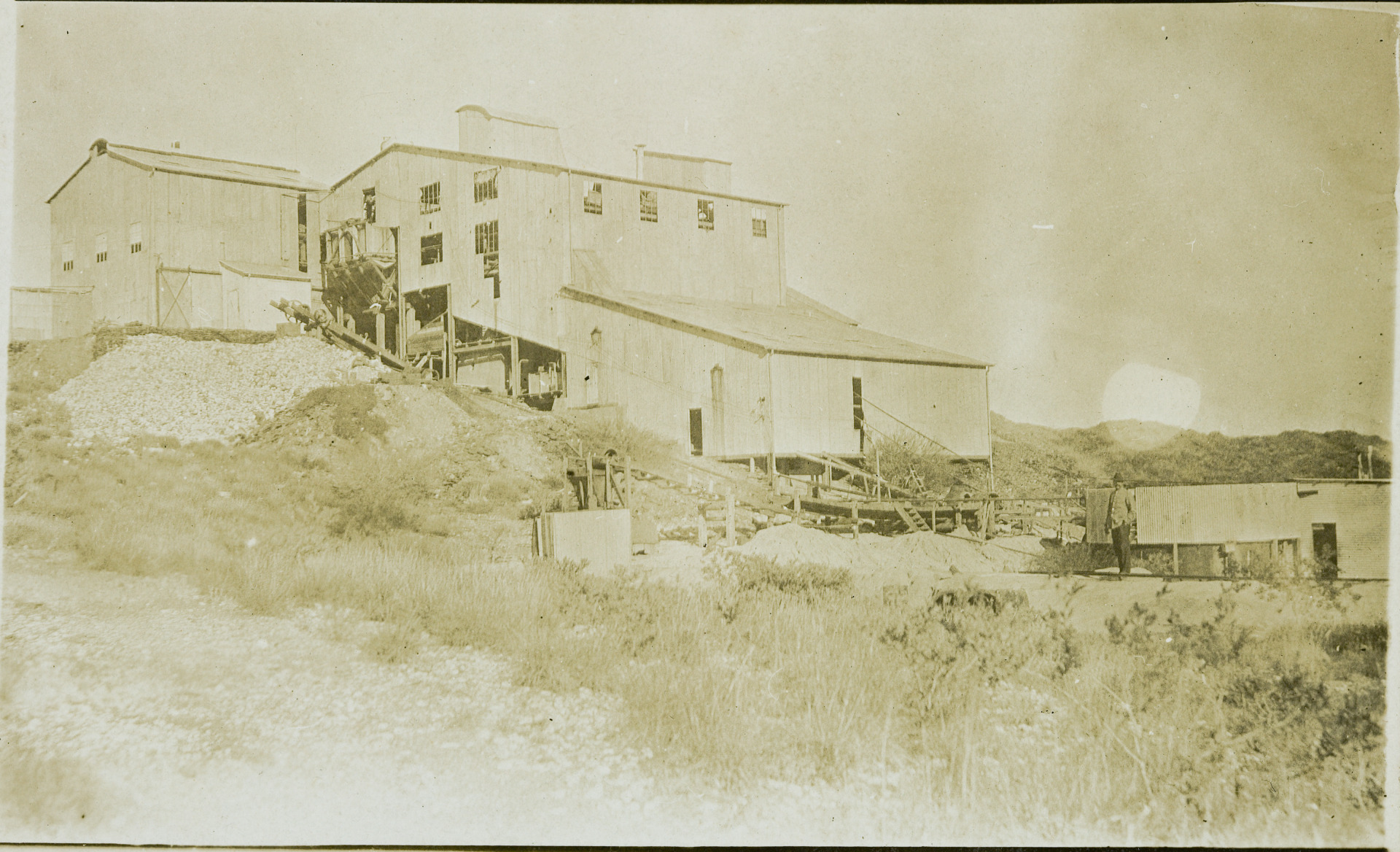 A mine near Nullagine - JPG 660.8 KB